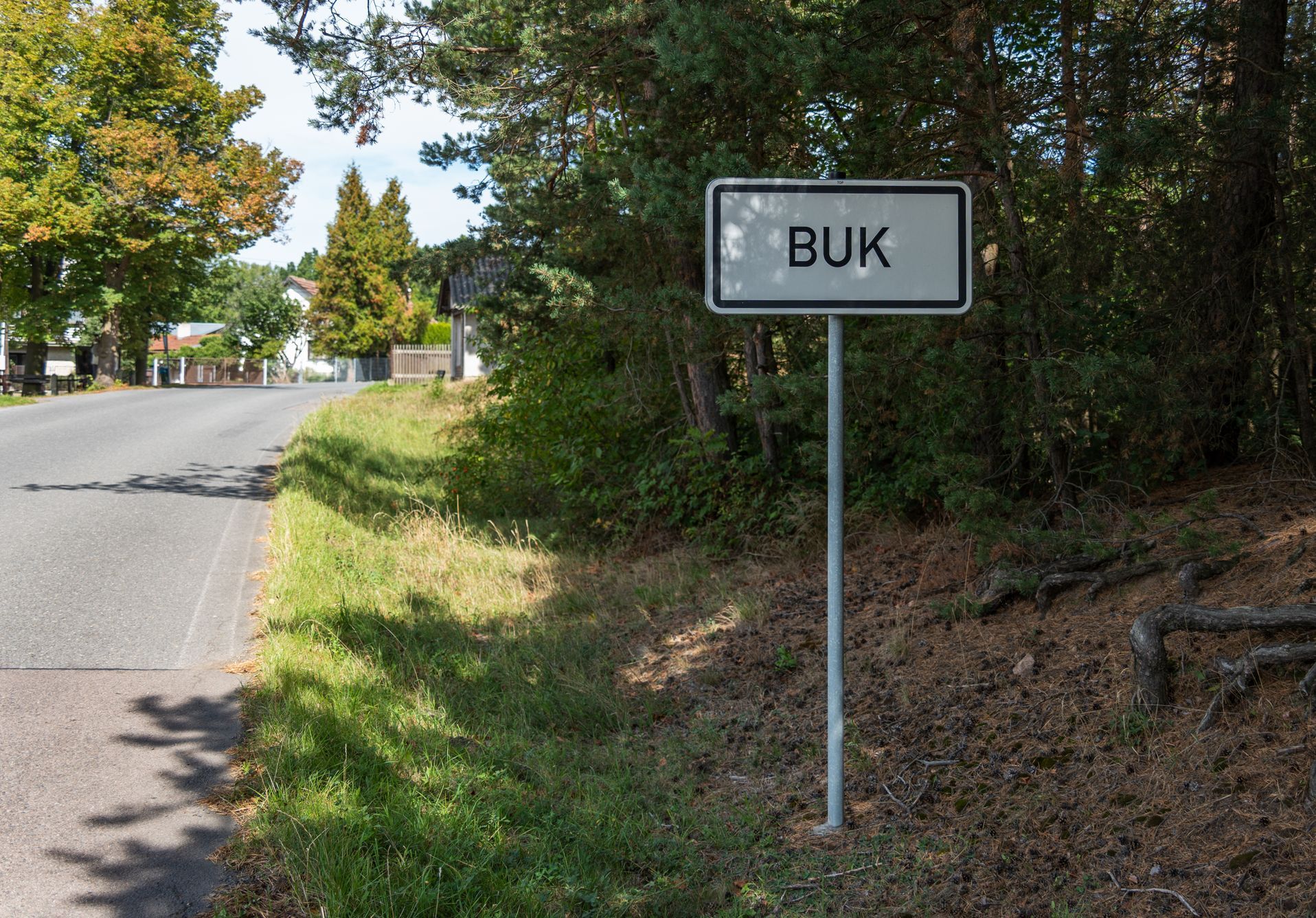 "Toho boháče si fakt nechceš naštvat." Reportáž z obce, kde řádí formulový fantom - Aktuálně.cz