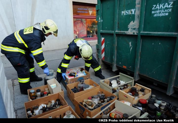 Kyanid v ledničce a uran ve sklepě. Hasiči z domu v Nedvědici odvezli ...