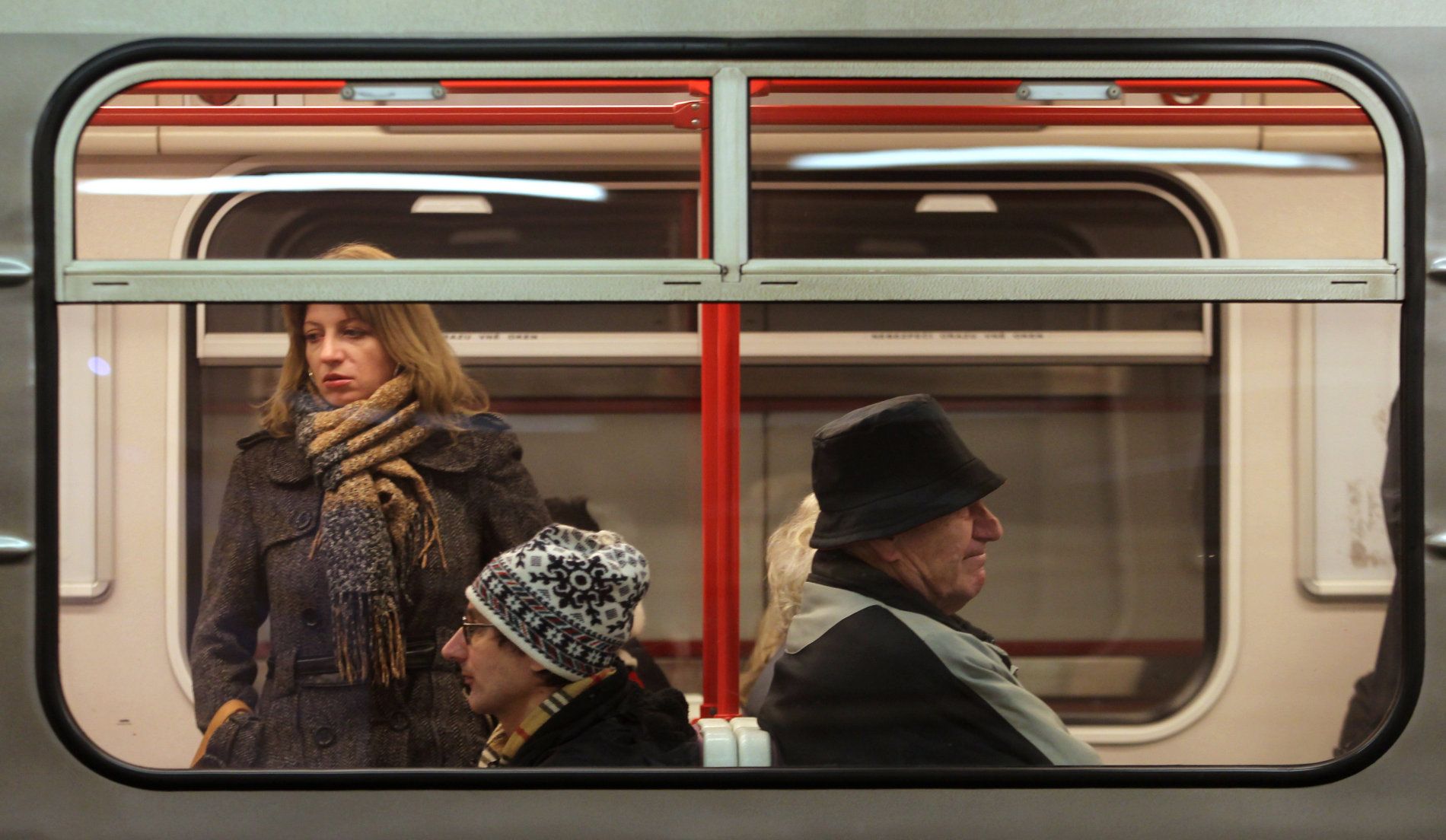 Ego Night: Metro z Holešovic na Kobylisy jede osm dní. Jde o přežití ...