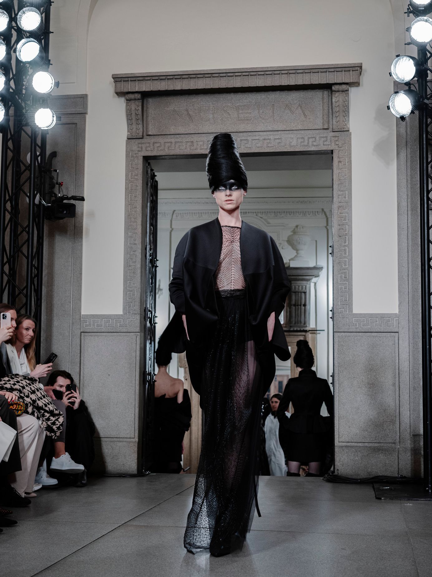 Prague Fashion Week na molu. Česká móda: dramatická, provokativní i ...