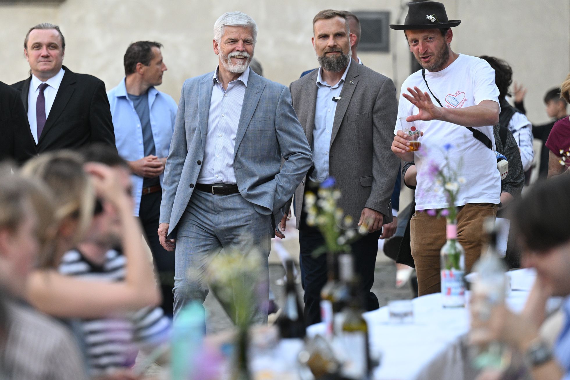 Žádný turista, jen Češi. Dlouhý stůl na Hradě přilákal 3000 lidí ...