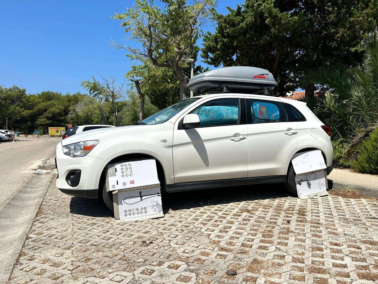 Pomůže zakrytí pneumatik? Jak nejlépe chránit auto před horkem a ...