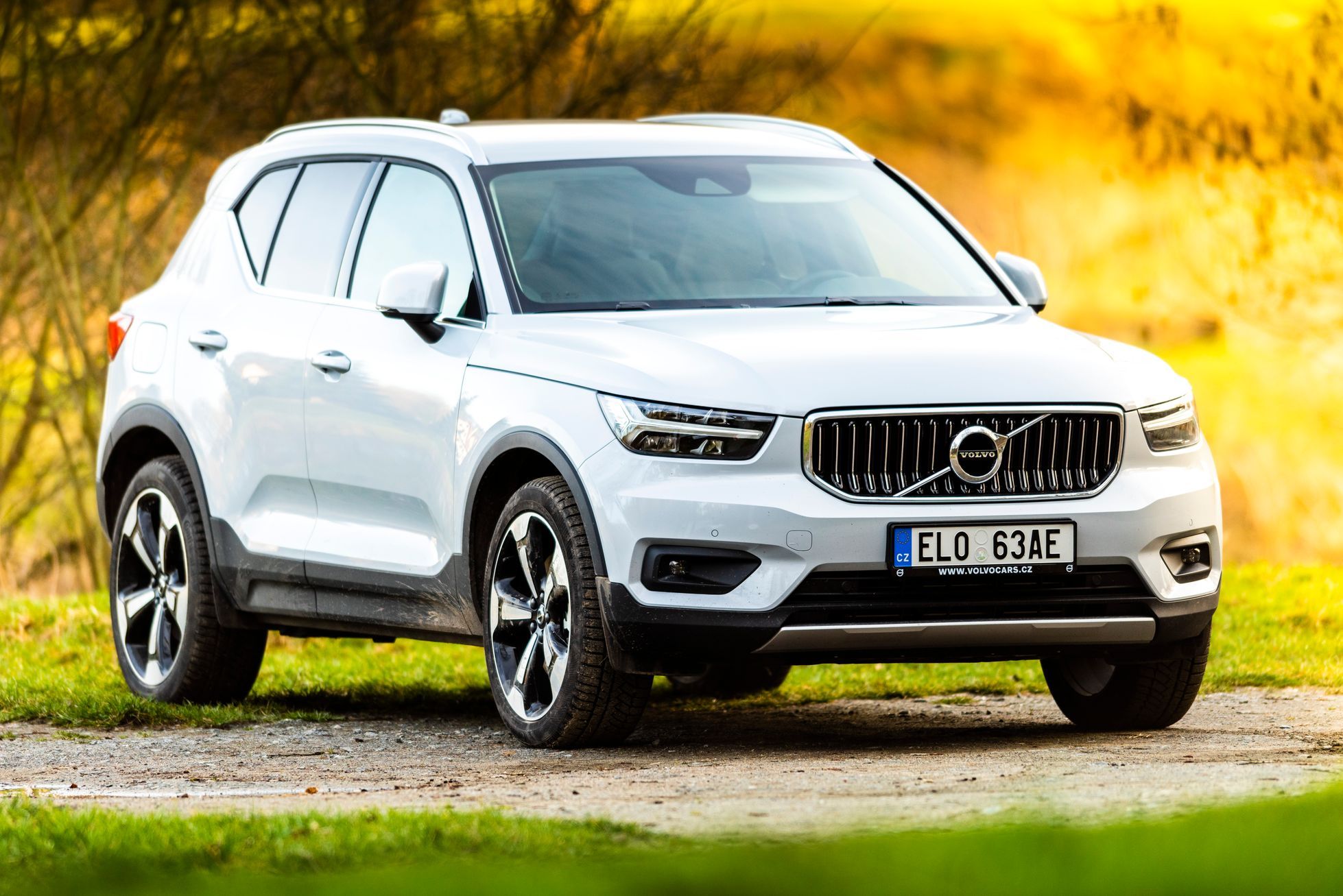 Nemáte hluboko do kapsy? Malé SUV do zásuvky Volvo XC40 v prvním testu ...