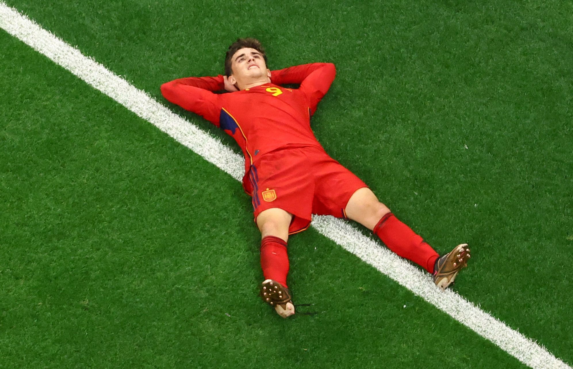 Bizarní fotky z MS: Podivná masáž srdce, bojovník Messi i španělské ...
