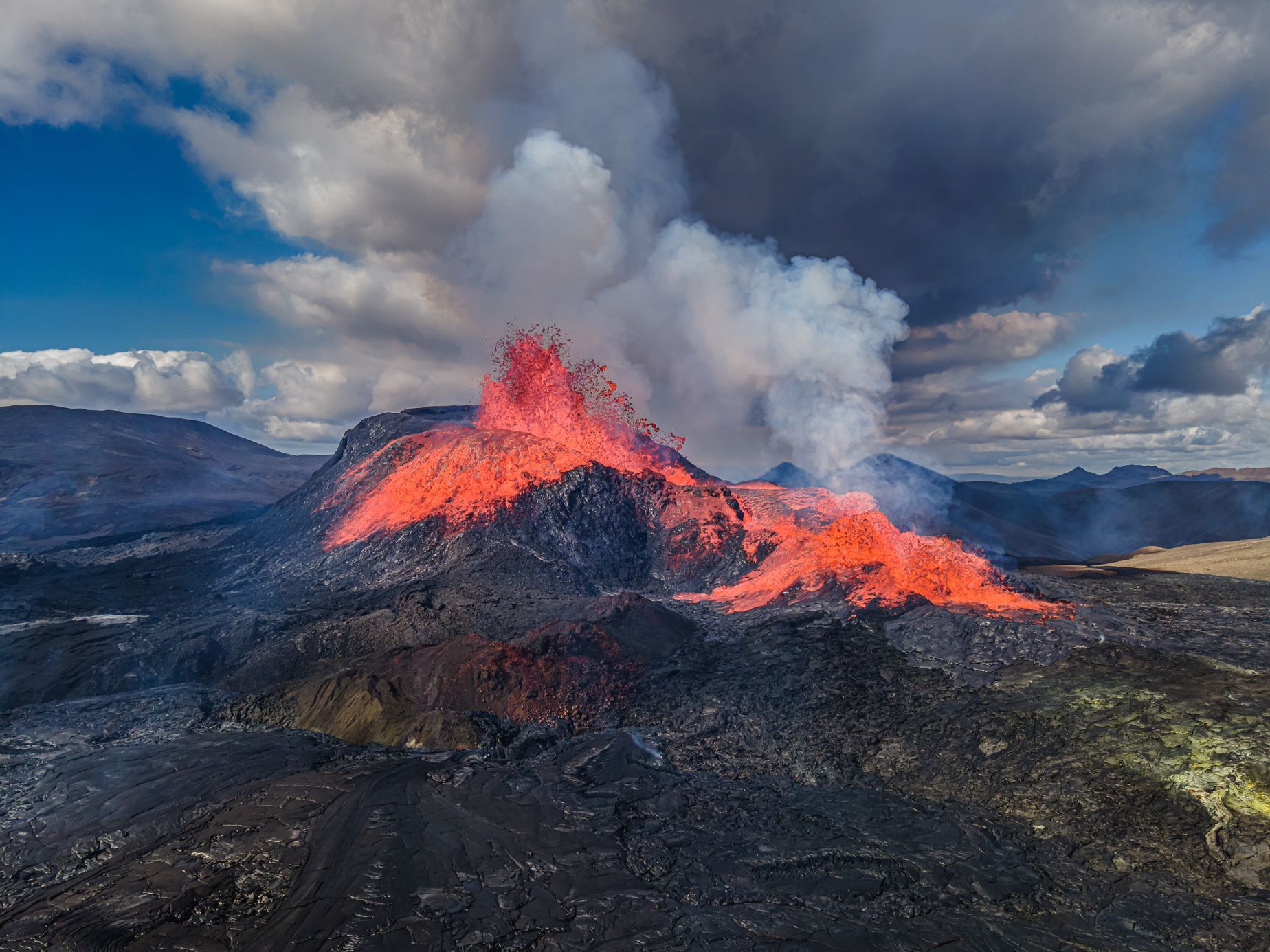 Stromy předpovídají erupce sopek. NASA odhaluje signály z hlubin Země ...