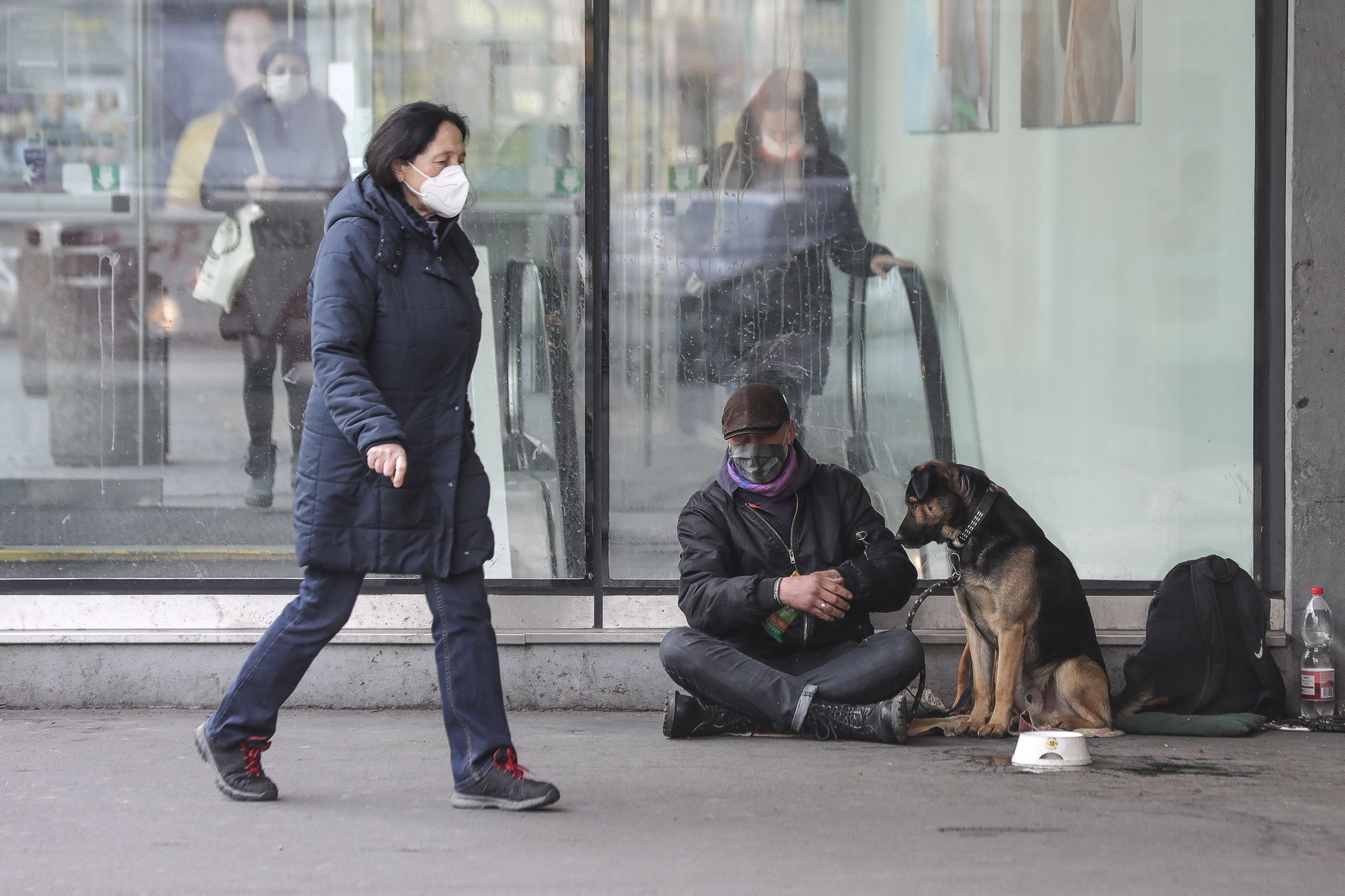 "Asi budu bezdomovec." Tisíce lidí jsou bez příjmu, vláda jejich ...