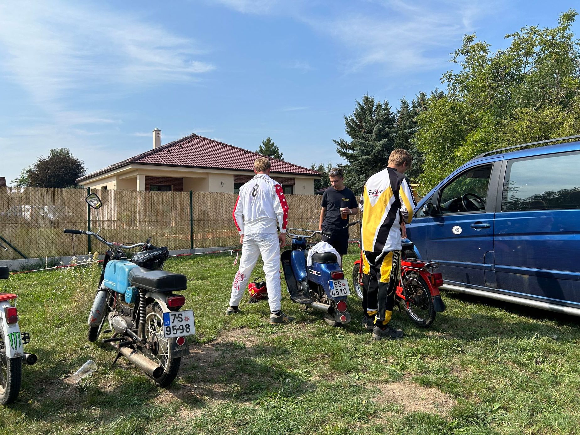 Motor v pr…, olej v zatáčce, sanitka v akci. Závod fichtlů, kde se jede ...