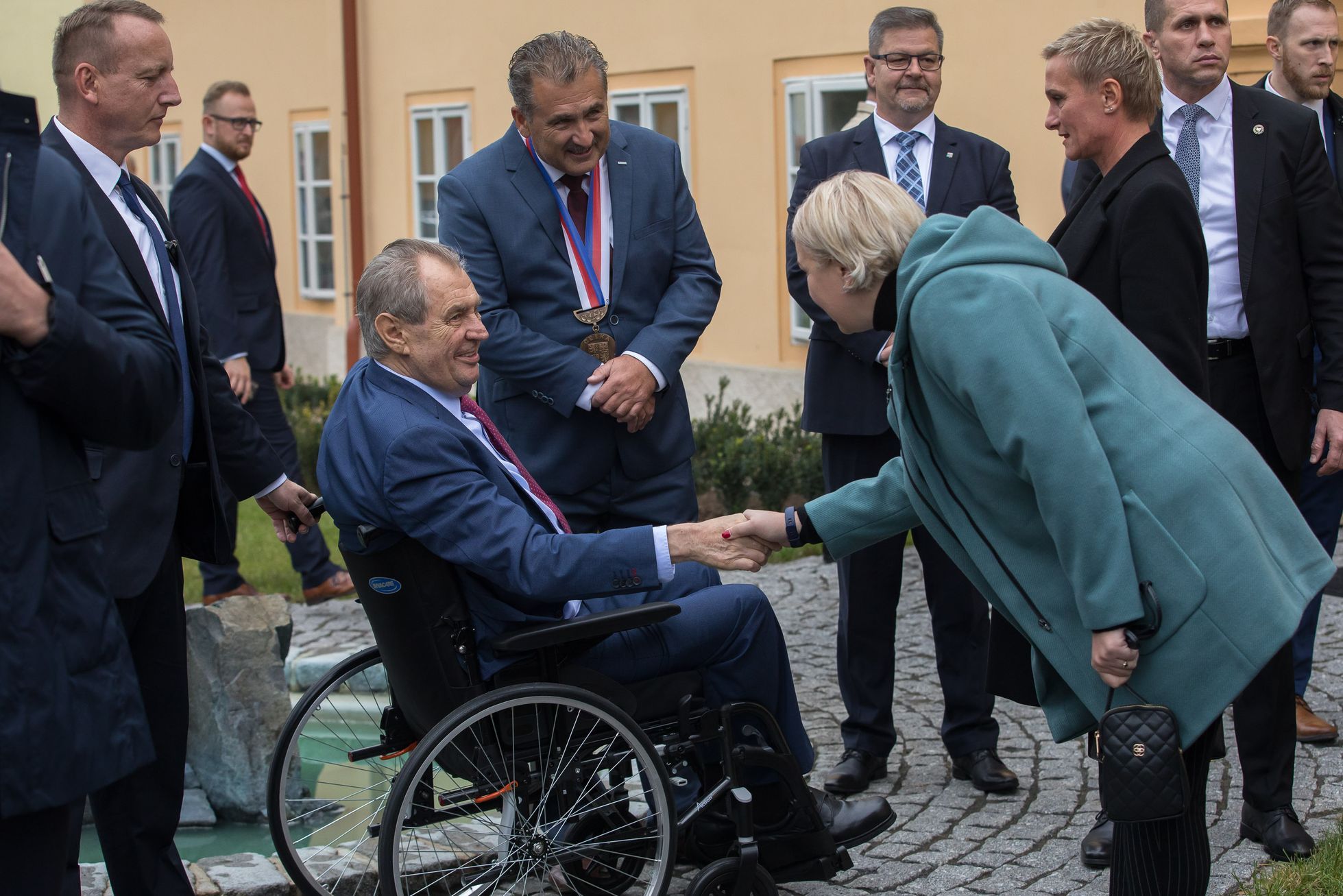 Foto: Zeman na poslední cestě. Na Ústecku ho vítaly děti s vlajkami i ...