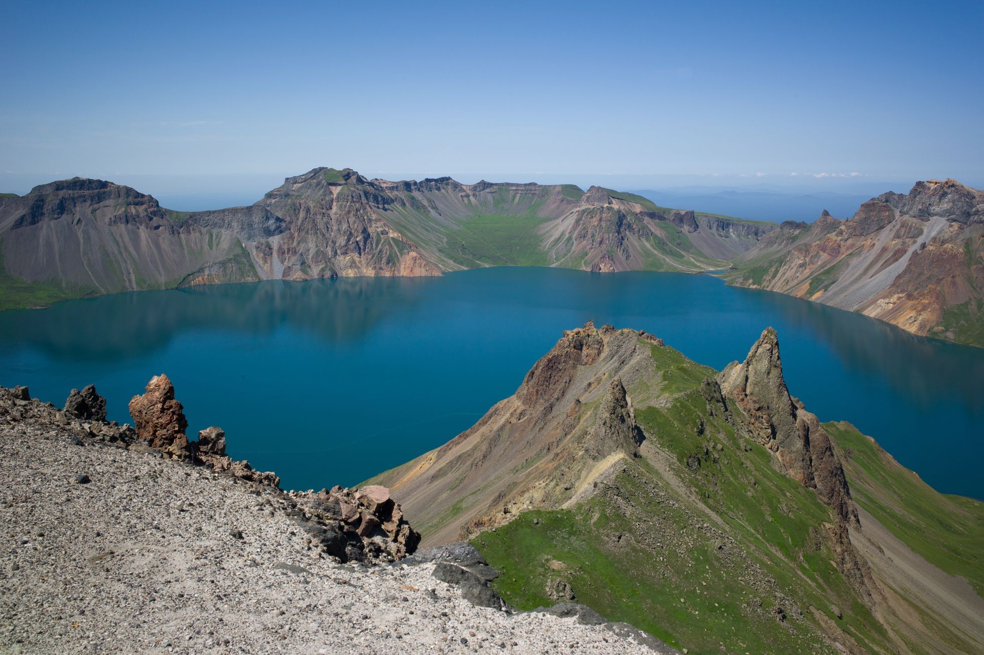 Nejen na Bali hrozí erupce sopky. V KLDR mohou výbuch vyvolat jaderné ...