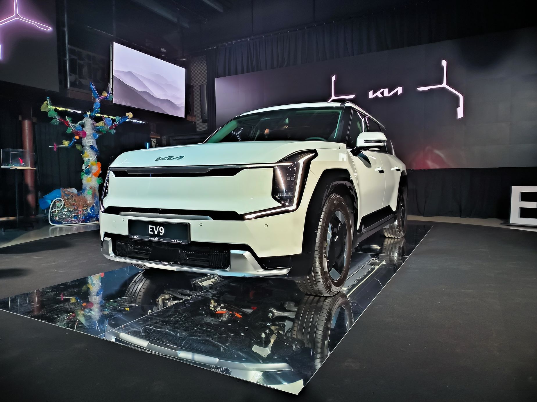 Doba hranatá je tady. Velká Kia EV9 konečně v Česku, konkurenci utekla - Aktuálně.cz