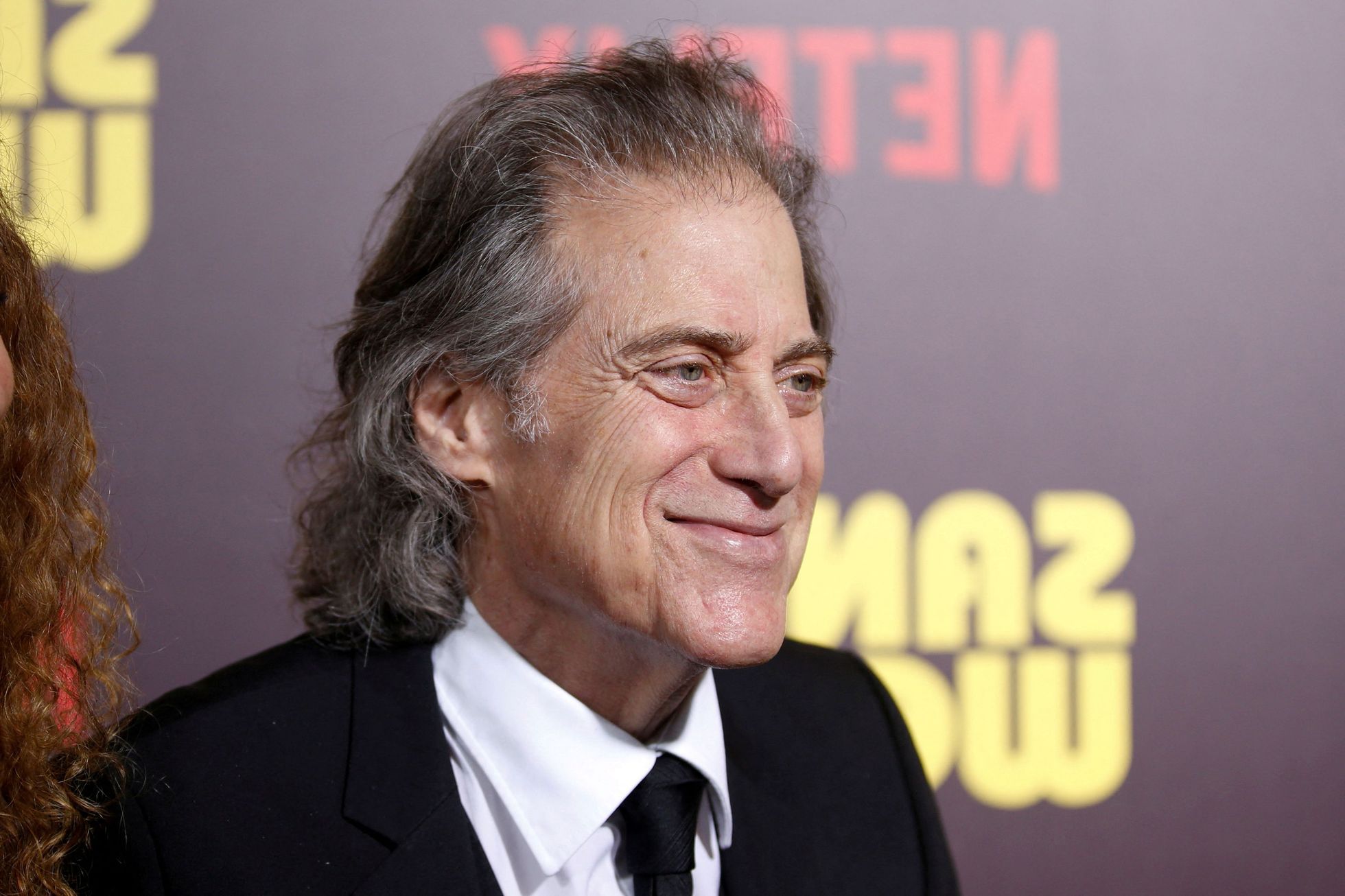 Chodil v černém a měl sžíravý humor. Zemřel komik Richard Lewis, bylo ...