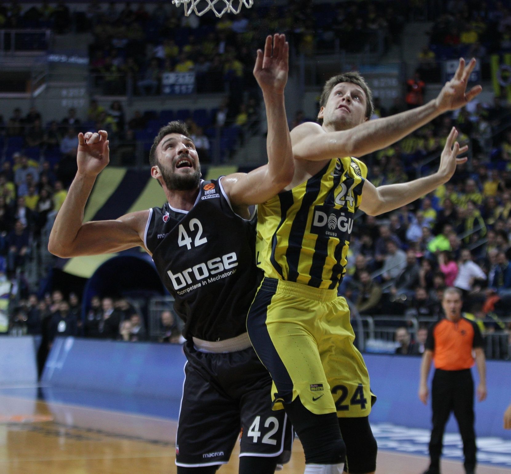 Veselý nejlepším výkonem kariéry dotáhl Fenerbahce k vítězství ...
