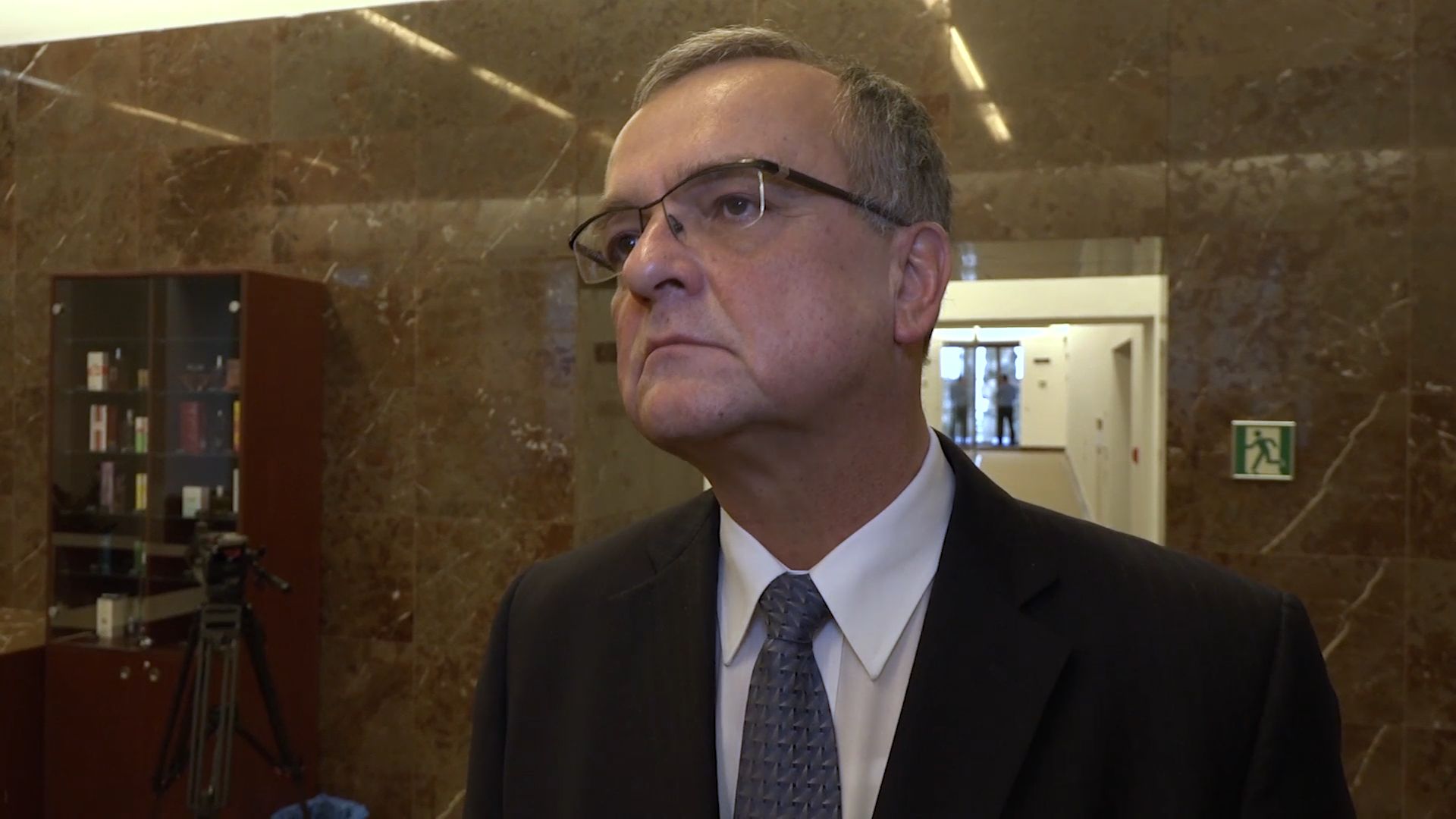 Kalousek šel na pivo do zavřené restaurace. Potřeboval jsem na toaletu ...