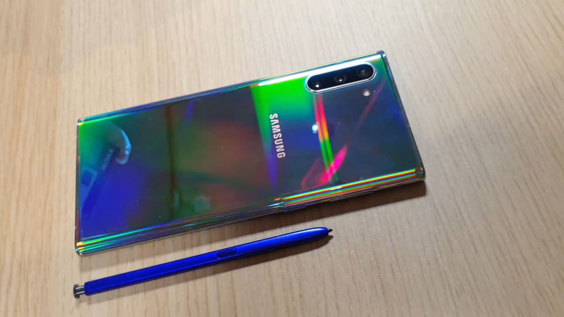 Samsung ukázal dvojčata Galaxy Note s ještě chytřejším perem - Aktuálně.cz