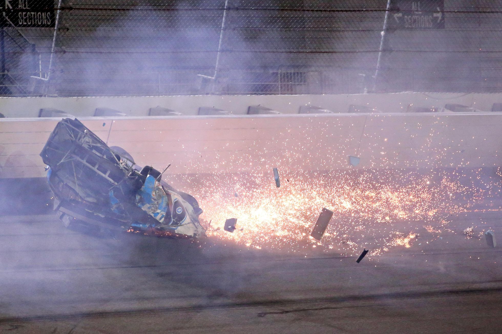 Trump odstartoval závod NASCAR, který se dojel až druhý den. Zakončila ...