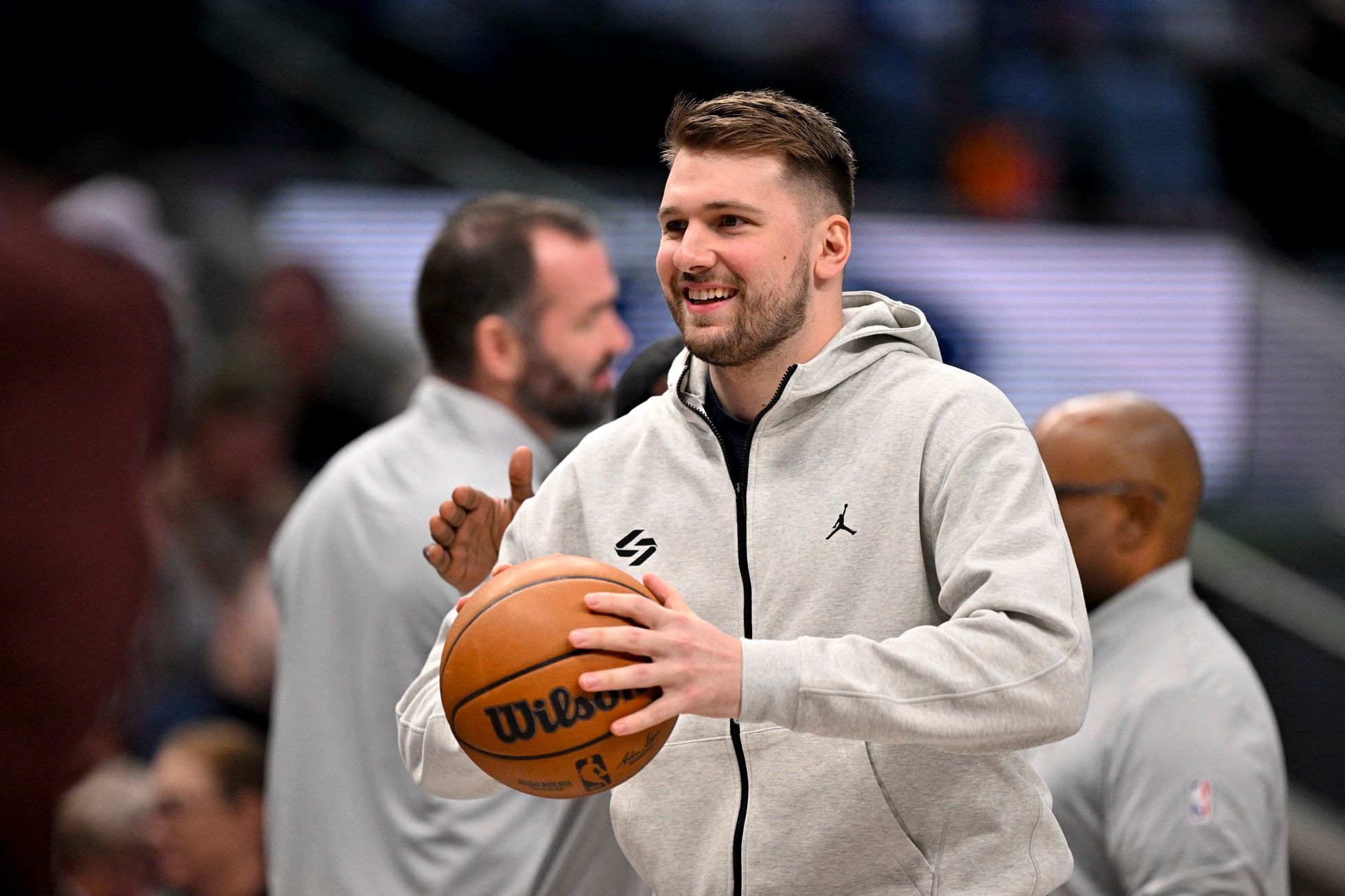 Hvězdy v NBA měnily dresy. Dončič šel do Lakers, za něj Dallas získal ...