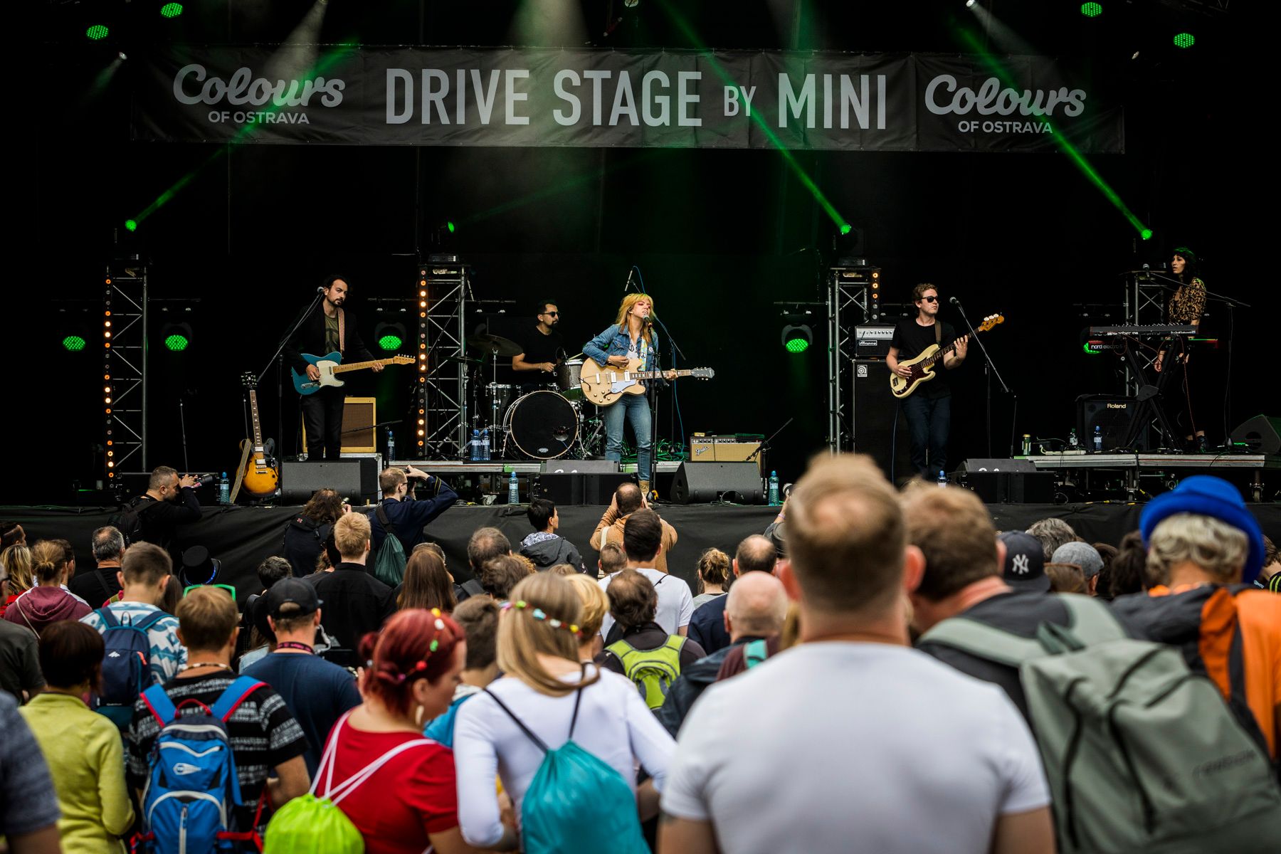 Recenze koncertu kapely Hurray for the Riff Raff na festivalu Colours ...