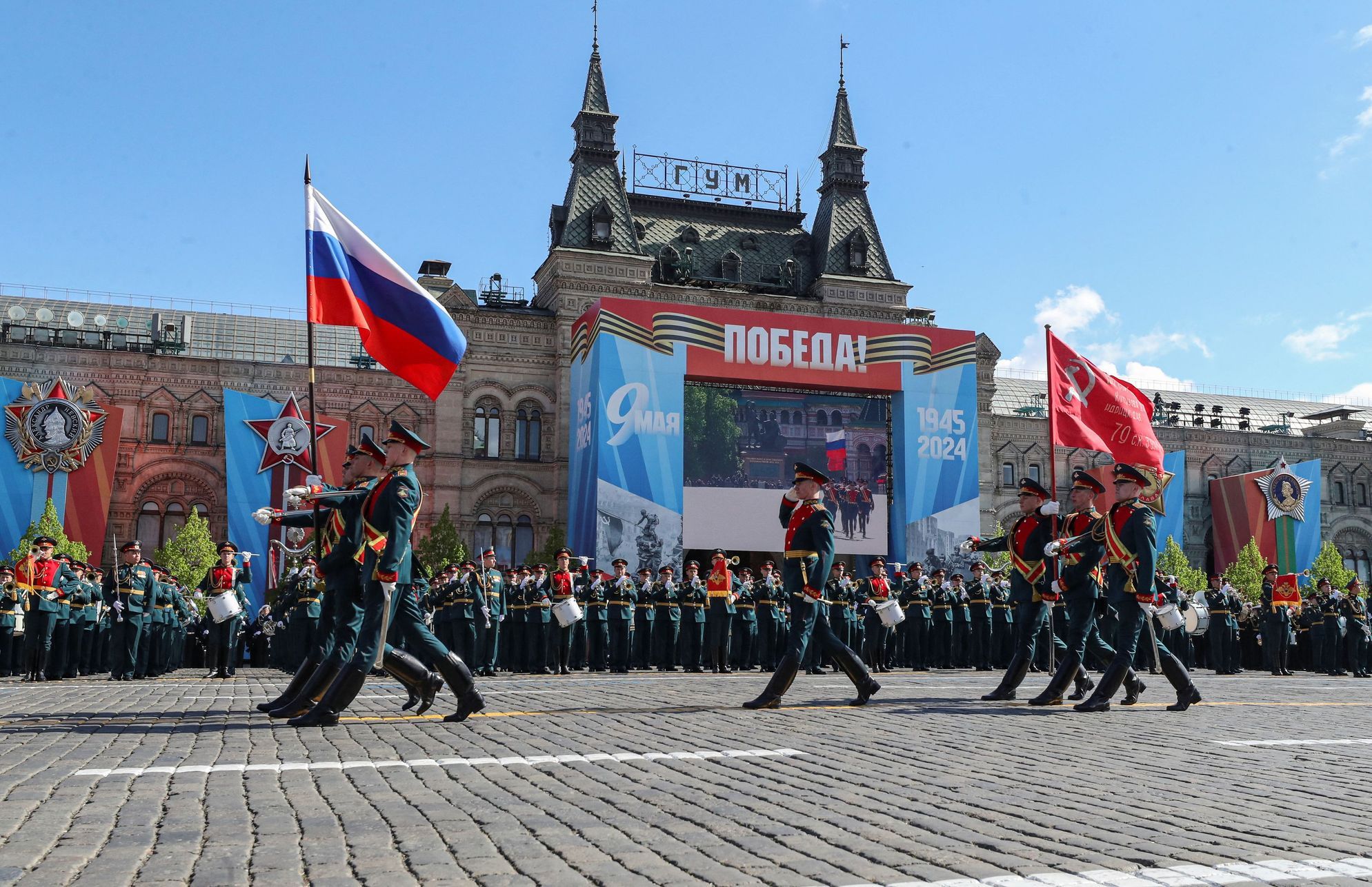 Za vítězství, za Putina. Jak zdecimovaná ruská armáda chystá pompézní ...