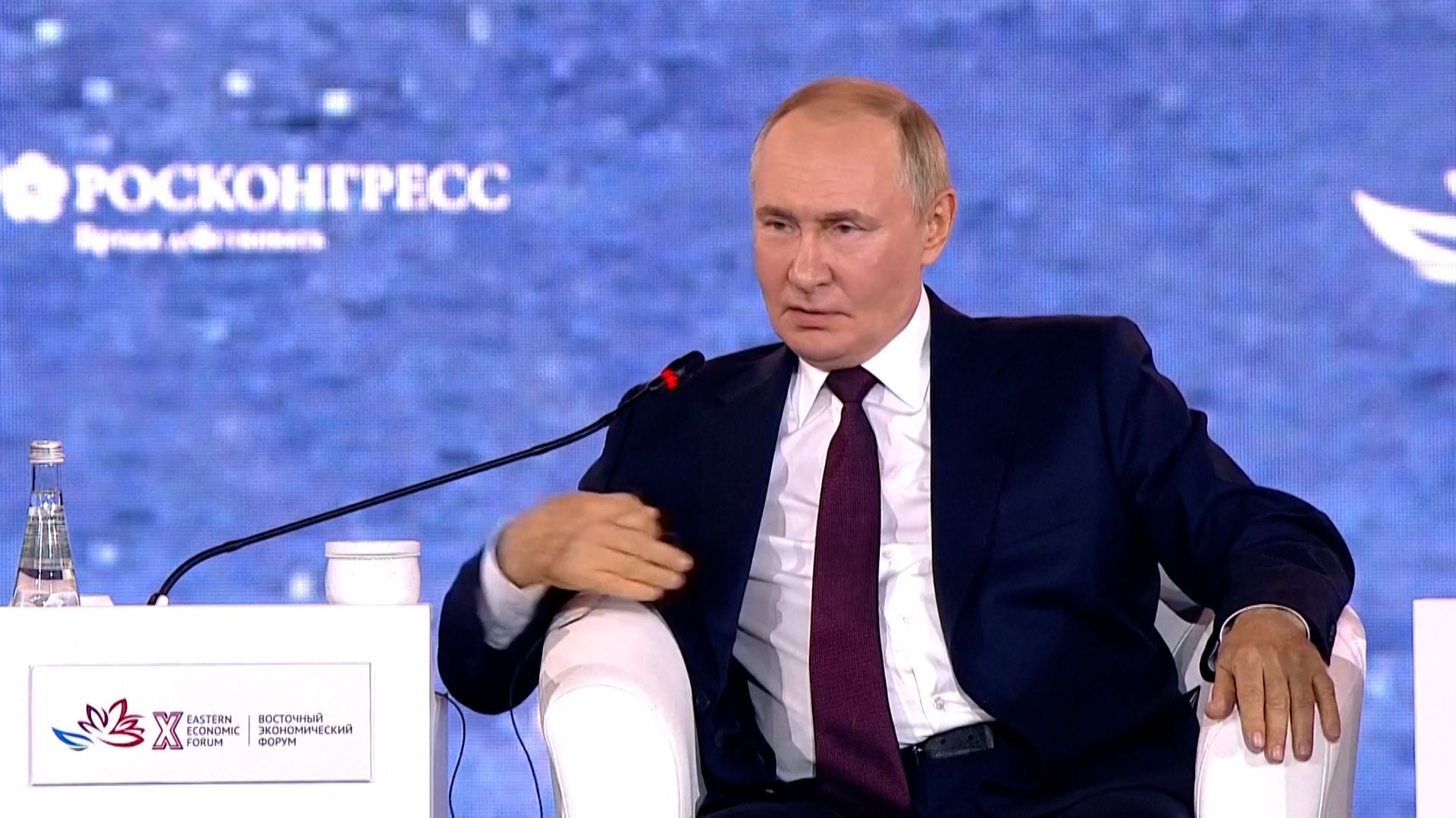 Už i šéf největší ruské banky odmítá mlčet. Zaťatého Putina ale zajímá ...