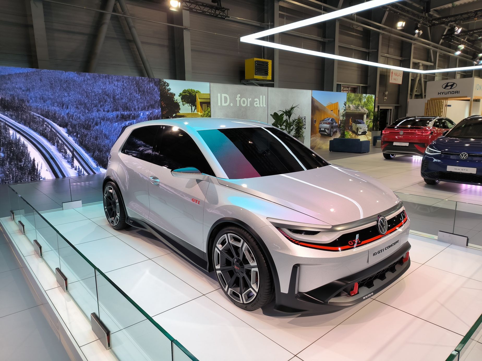 GTI pro každého a ID.Buzz za milion. Volkswagen má na e-salon pořádně ...