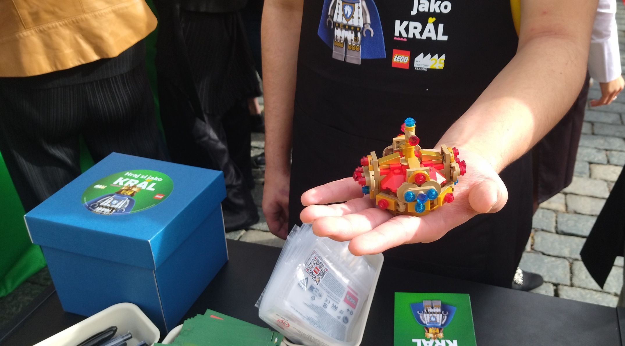 Světový unikát v Česku. Svatováclavská koruna z lego kostiček zdobí pražské Hradčany - Aktuálně.cz