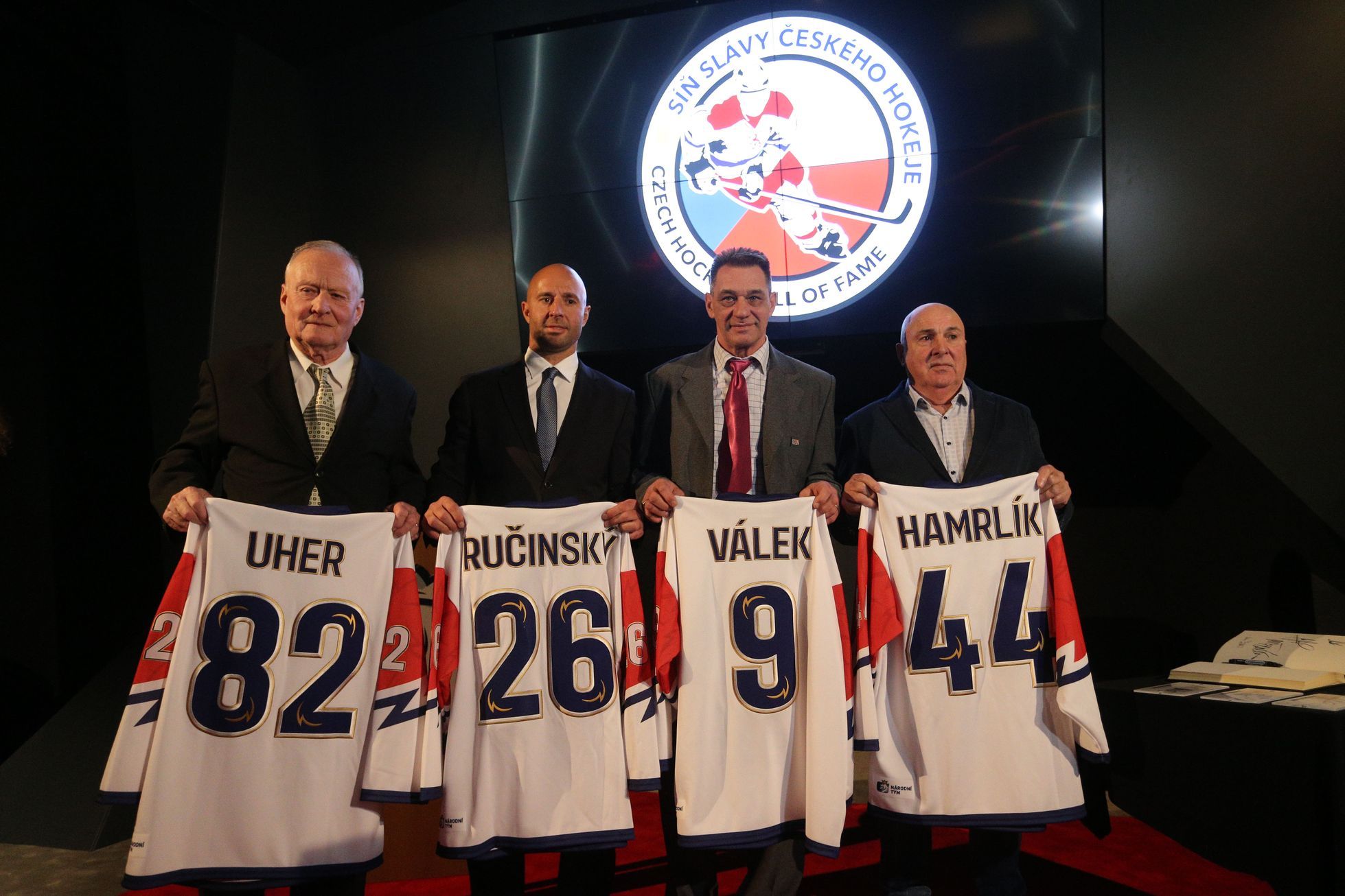 V hokejové Síni slávy jsou nově Roman Hamrlík, Ručinský, Válek a trenér ...