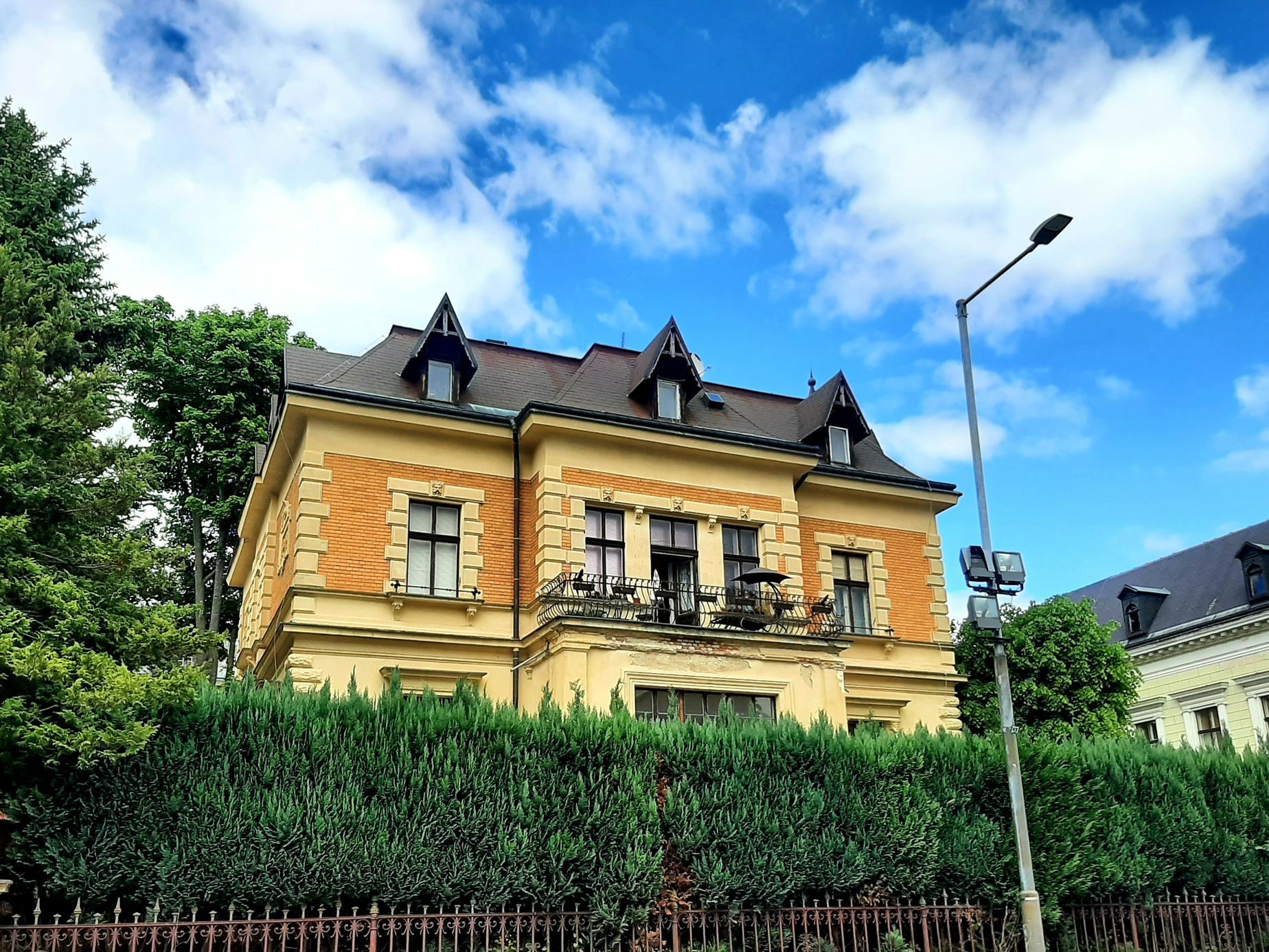 Jablonec, centrum: vily německé tradice a záhadný arabský nápis z ...