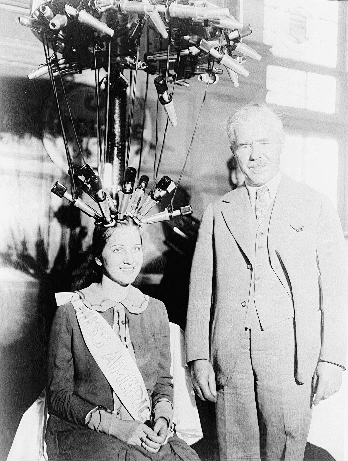 Obrazem: Před 115 lety kadeřník Karl Ludwig Nessler vynalezl trvalou ...