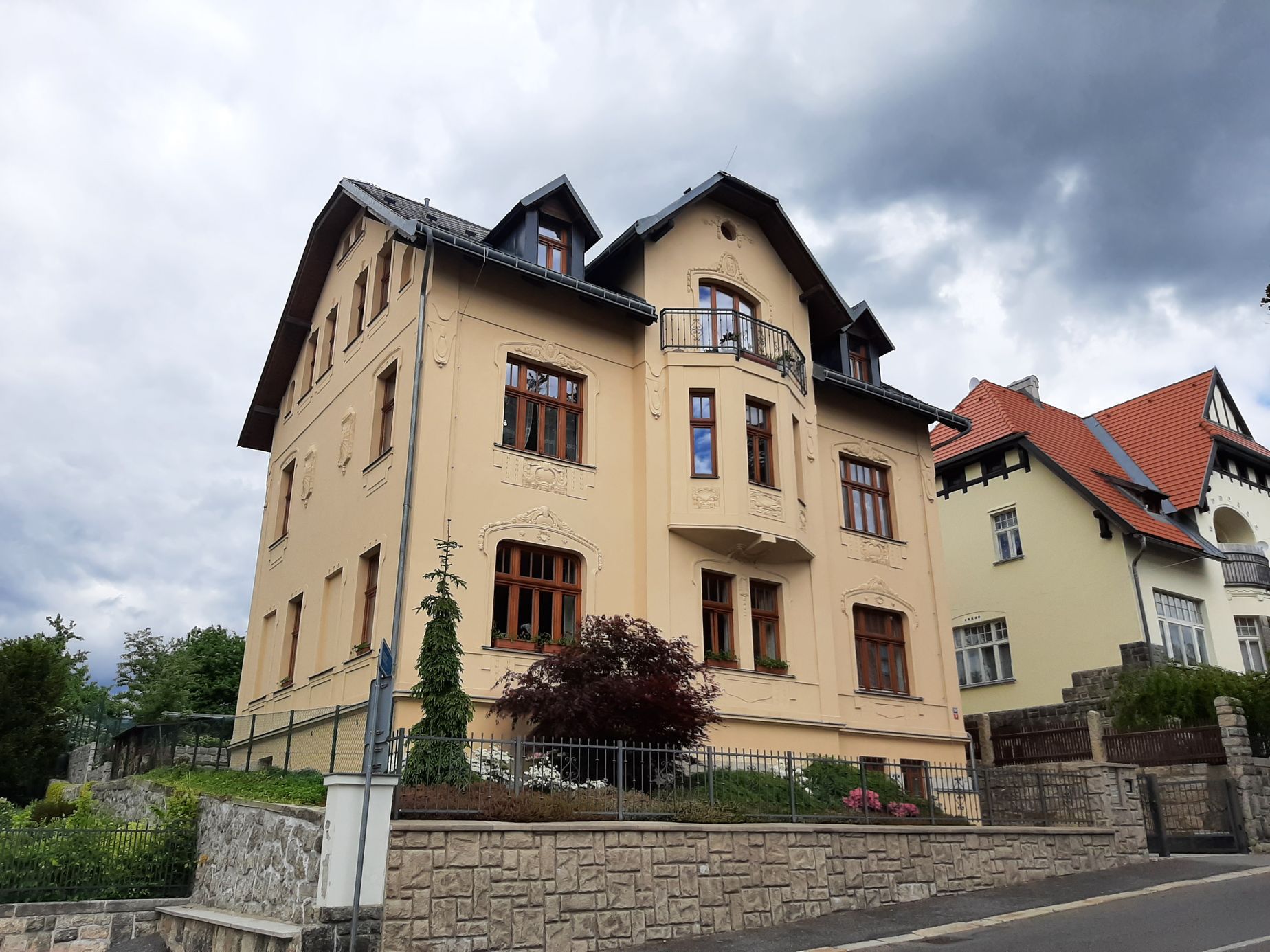 Jablonec, centrum: vily německé tradice a záhadný arabský nápis z ...