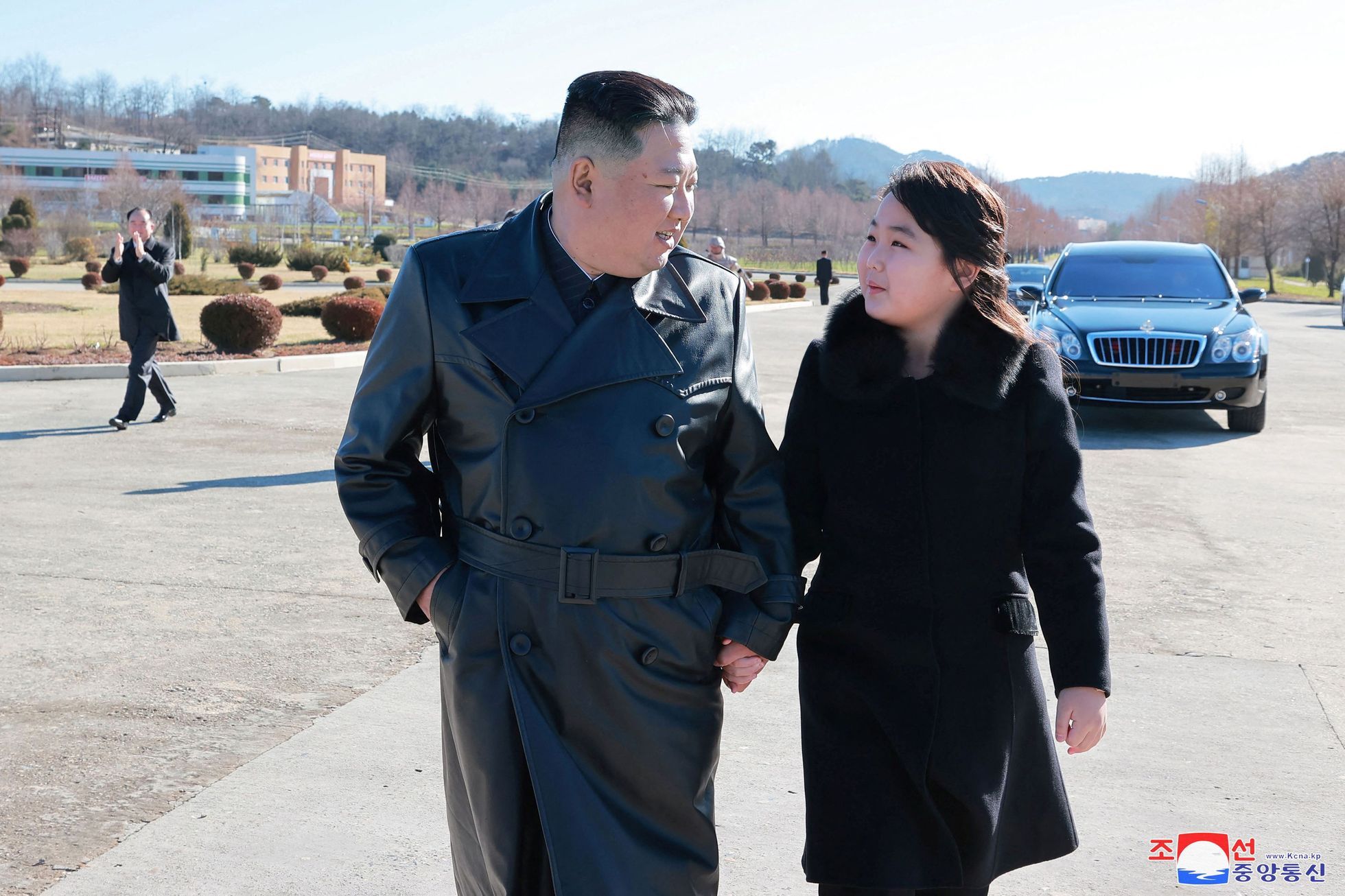 Vůdcova Milovaná Dcera Kim Vodí Desetiletou Dívku Mezi Vojáky A Má S