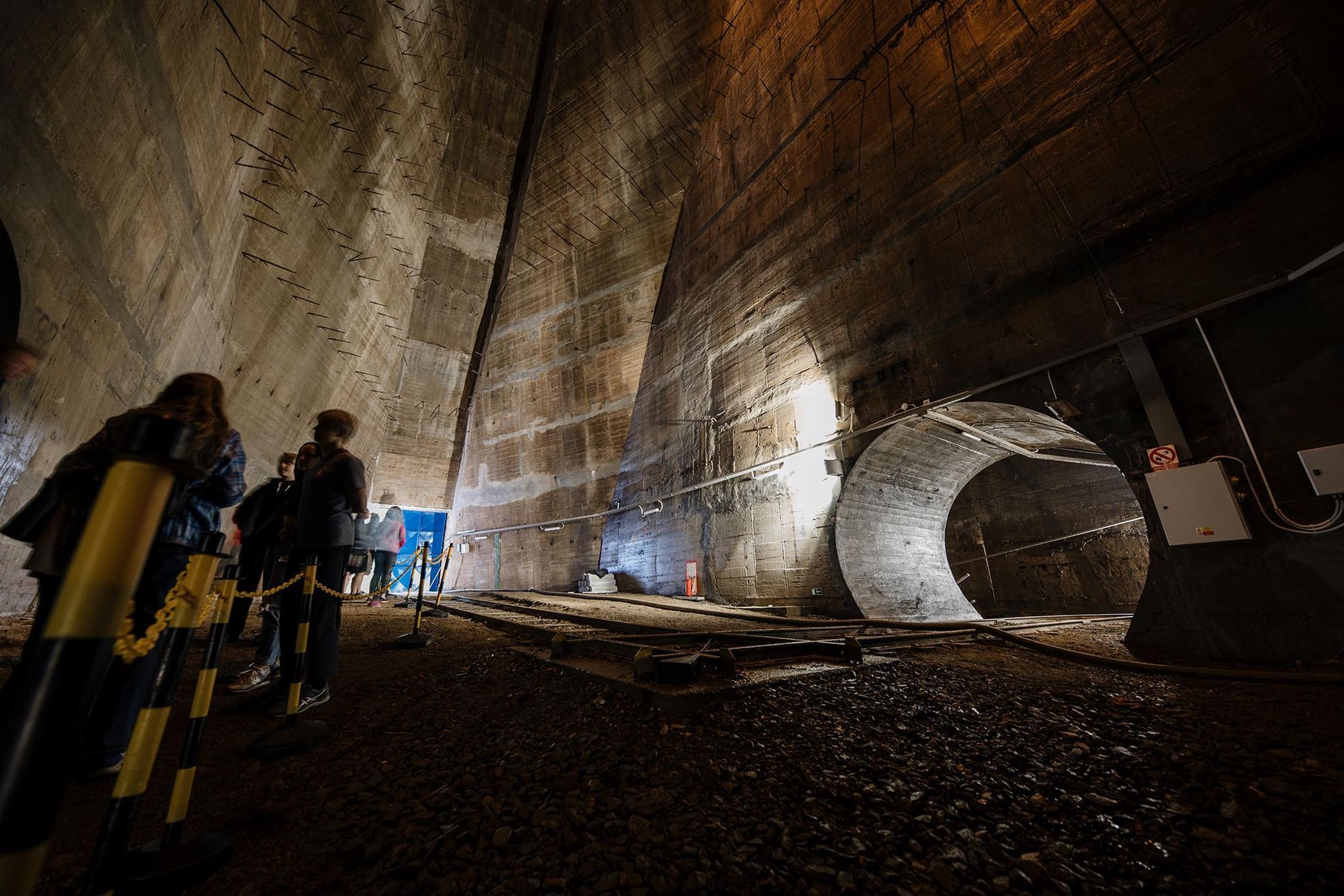 Na přehradě Fláje se šetřilo materiálem, obří duté útroby hráze teď ...