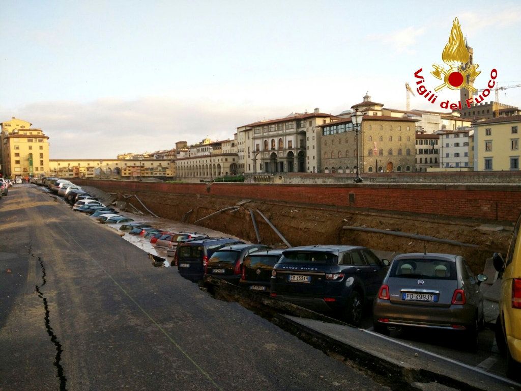Foto: Auta v hlubinách. U slavné galerie Uffizi ve Florencii se ...