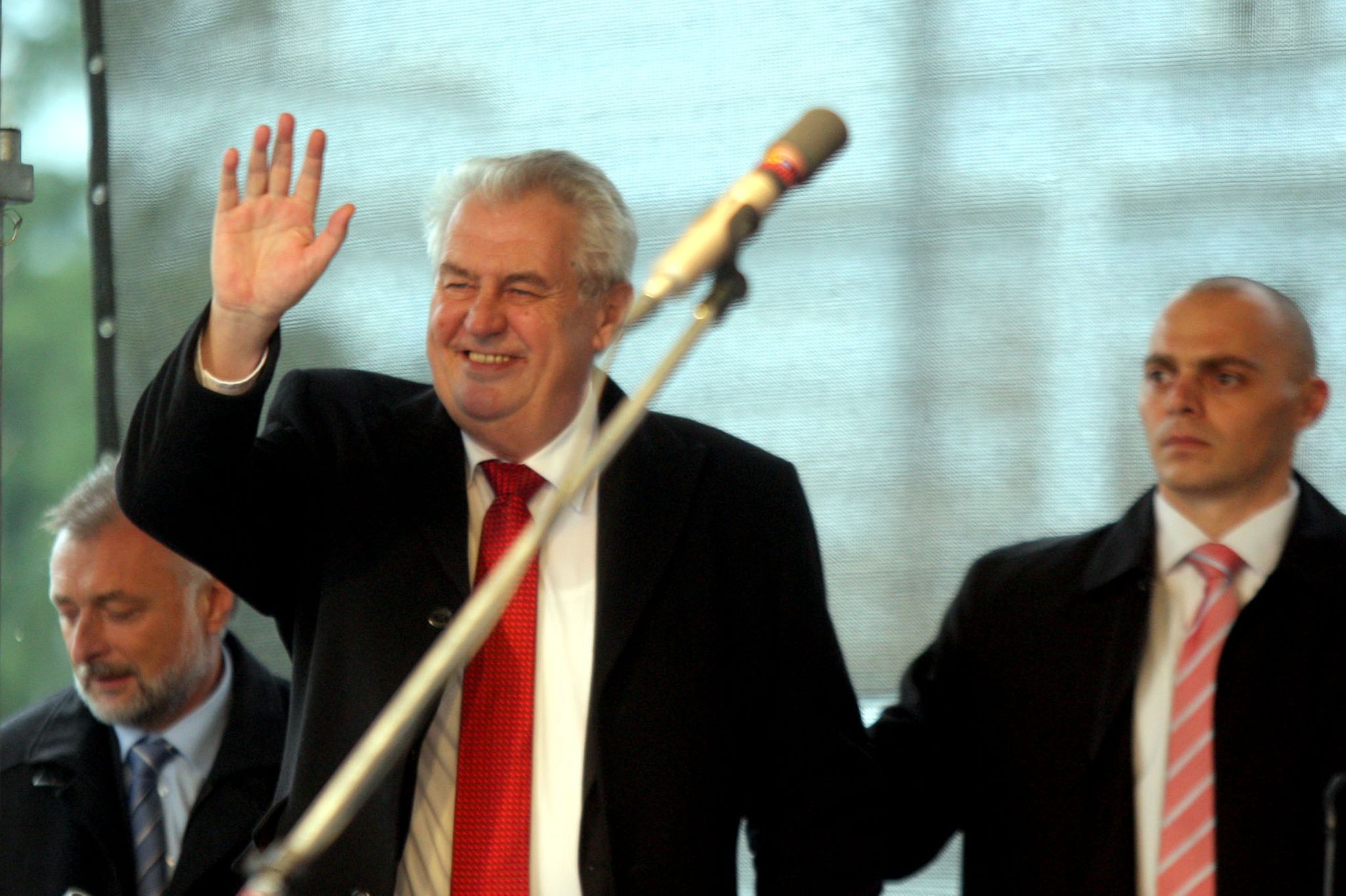 Hrad: Zemanova zahraniční politika je v souladu s vládou - Aktuálně.cz