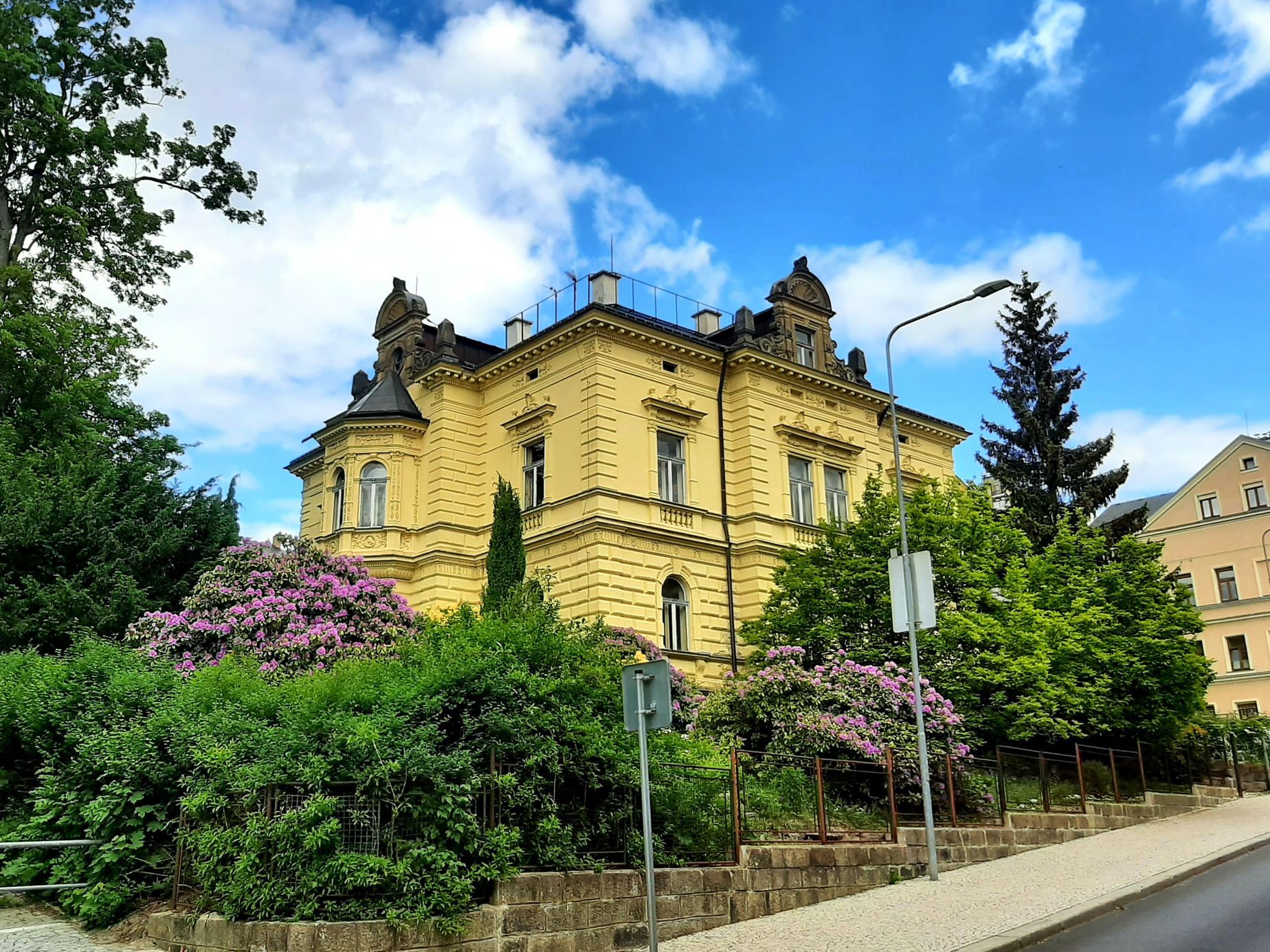 Jablonec, centrum: vily německé tradice a záhadný arabský nápis z ...