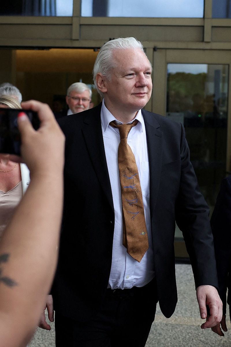 Assange přiznal vinu a po dohodě s úřady USA je volný. Odletěl do Austrálie - Aktuálně.cz