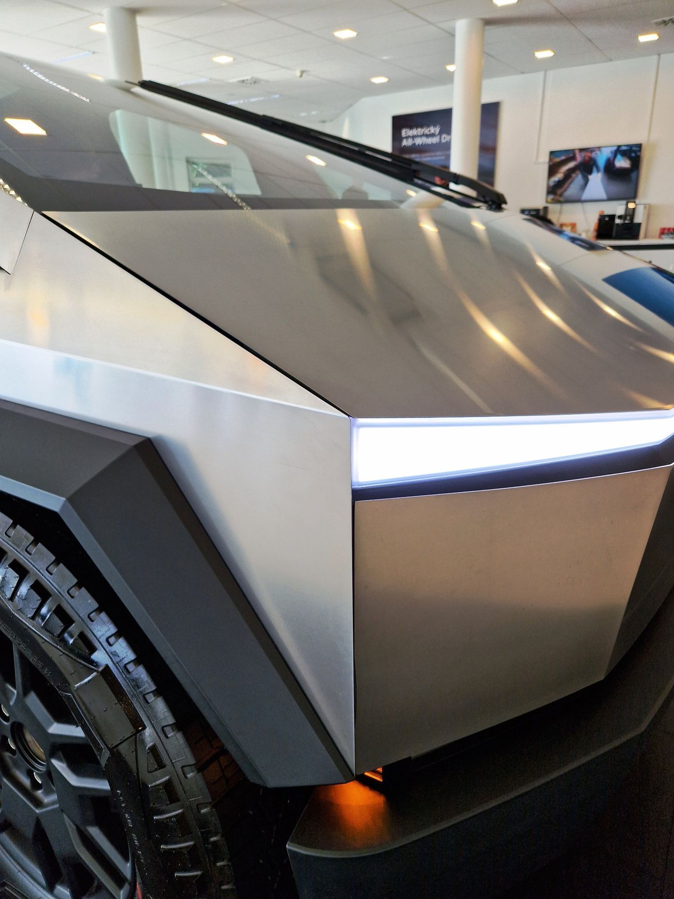 Tesla Cybertruck v Praze - Aktuálně.cz