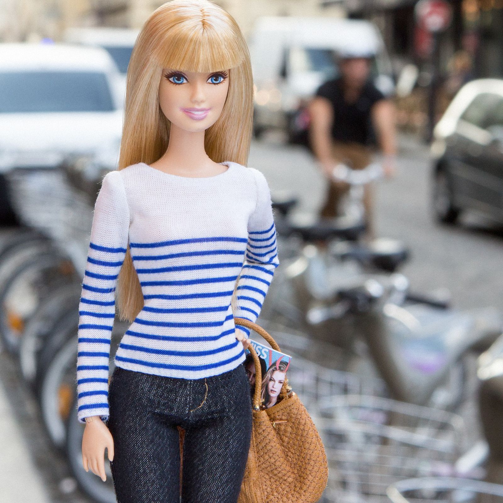 Panenky vyřezávala z polínek, první ikonická Barbie nenadchla. Hračka ...