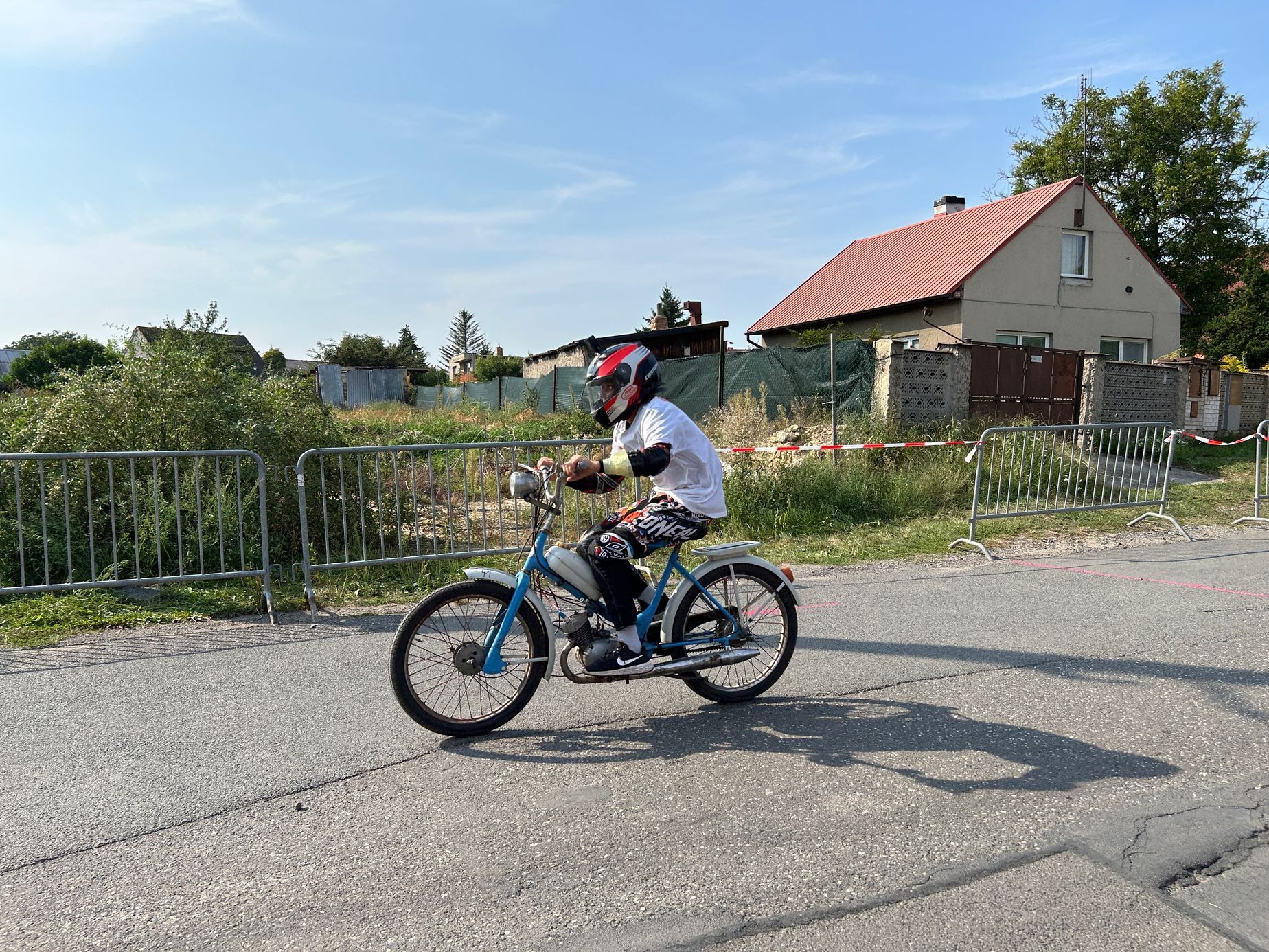 Motor v pr…, olej v zatáčce, sanitka v akci. Závod fichtlů, kde se jede ...