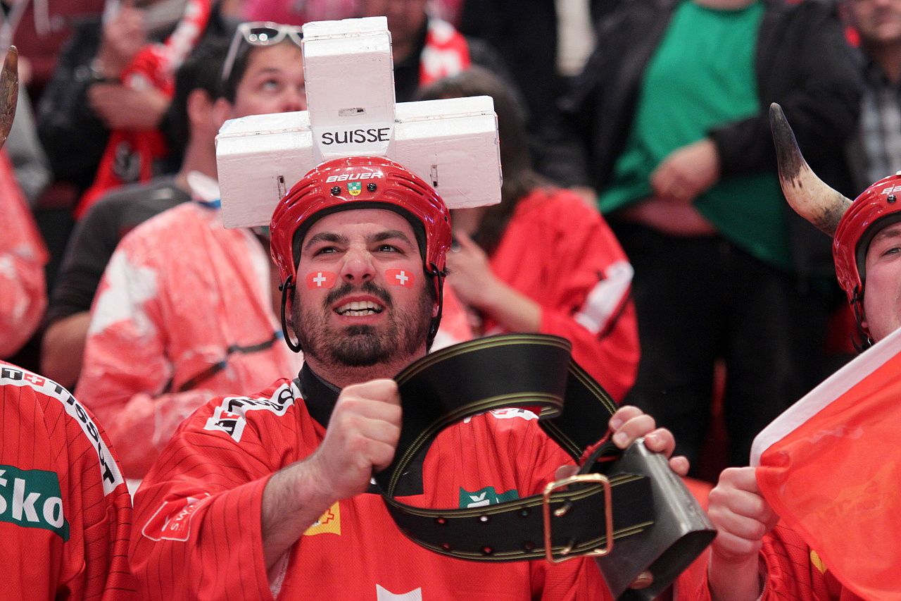 Hop Schwitz! Červenobílé hokejové šílenství ve Stockholmu - Aktuálně.cz