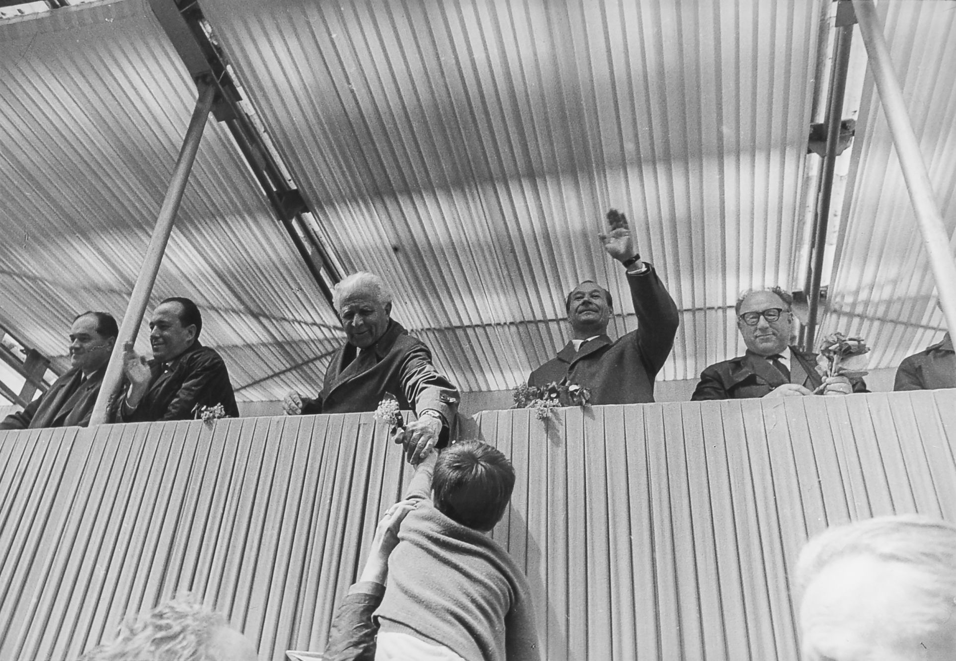 Gagarin v šatně žen i Palachův pohřeb. Fotky z nové monografie Dagmar Hochové ukazují, jak jsme ...