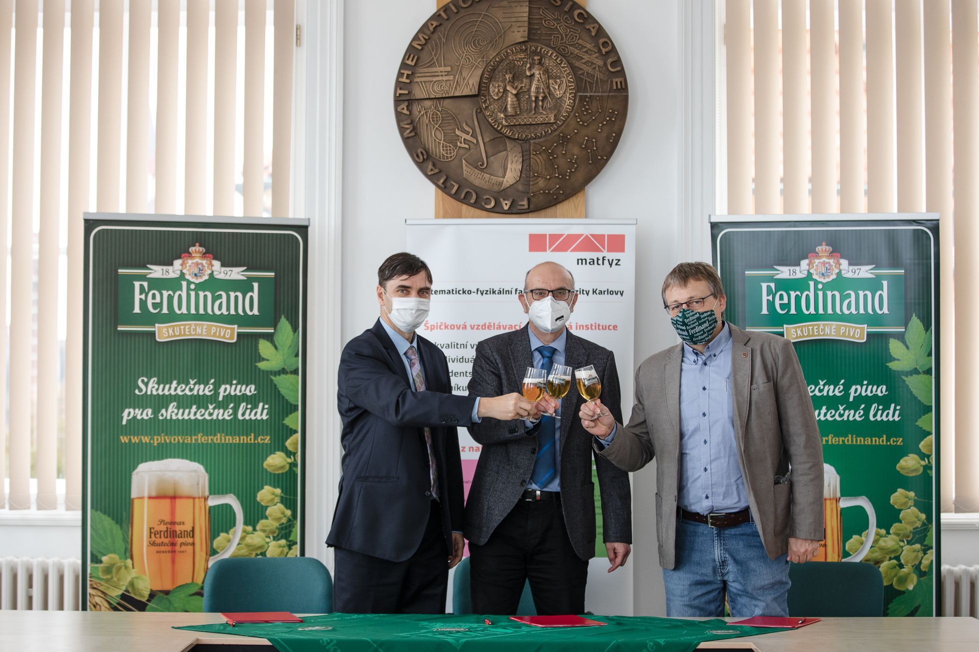 Karlova univerzita má vlastní pivo, inspirovala se číslem π - Aktuálně.cz