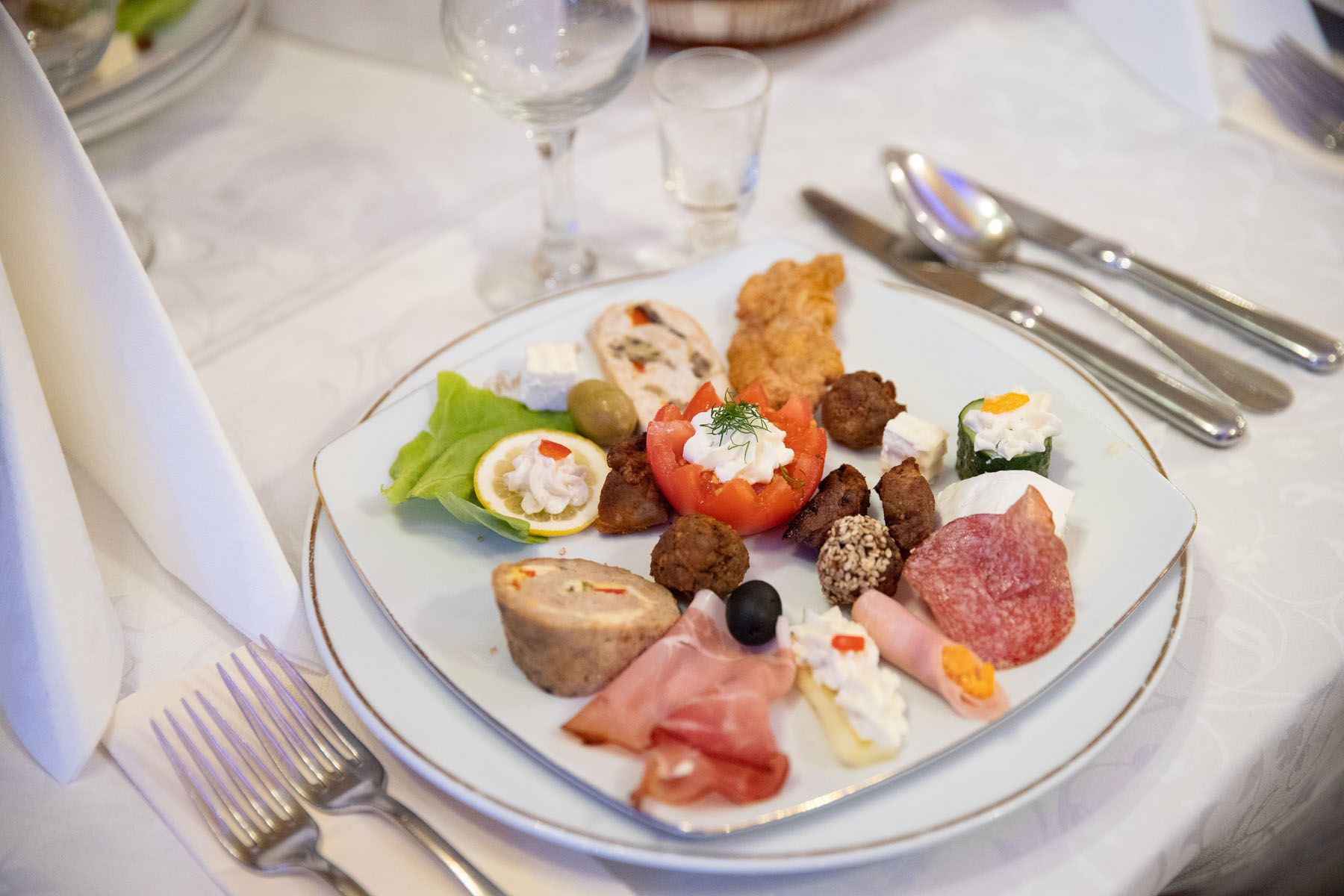 Svatební šílenství, ať to stojí ranec. To je konec léta v rumunském ...