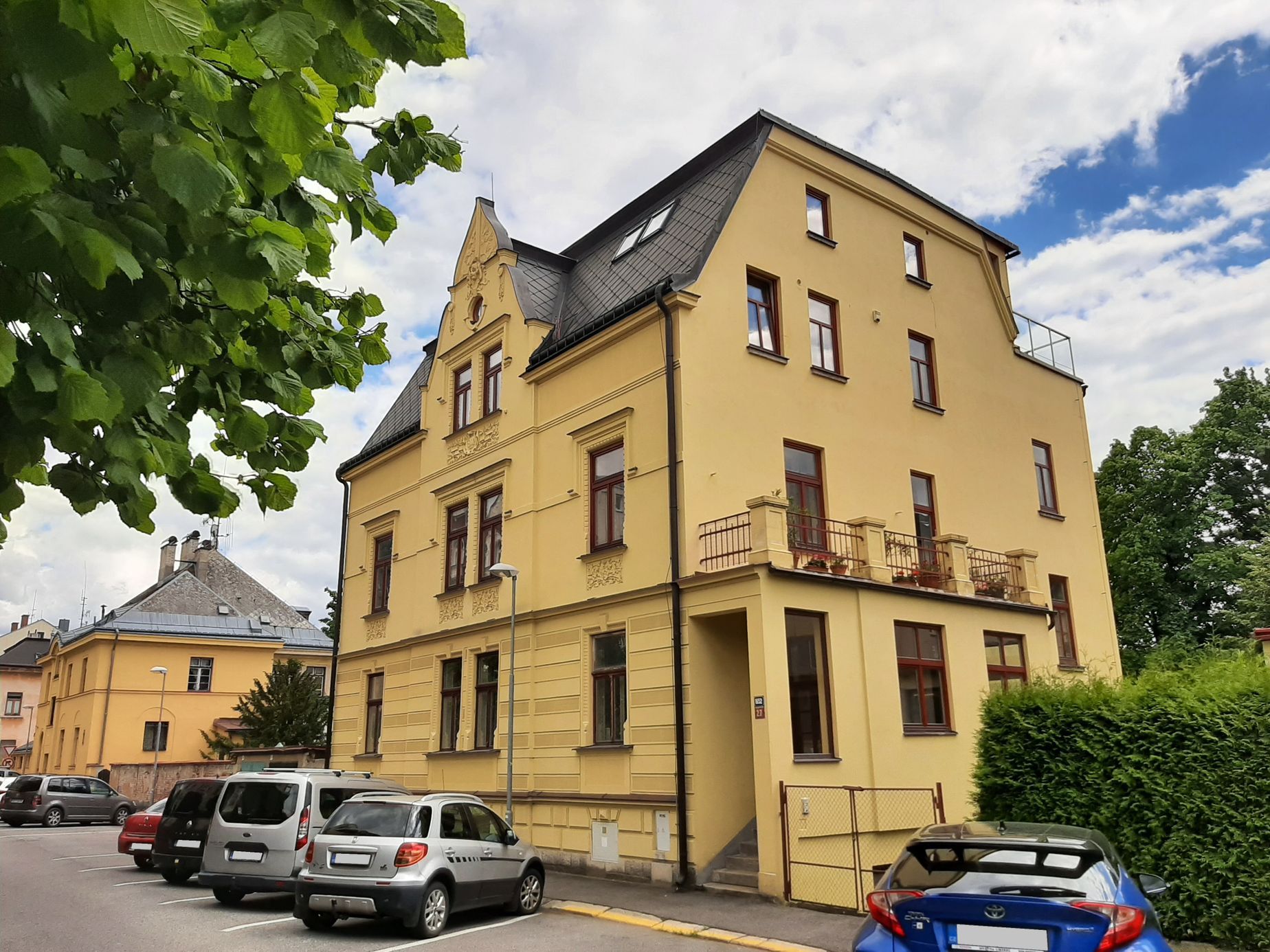 Jablonec, centrum: vily německé tradice a záhadný arabský nápis z ...