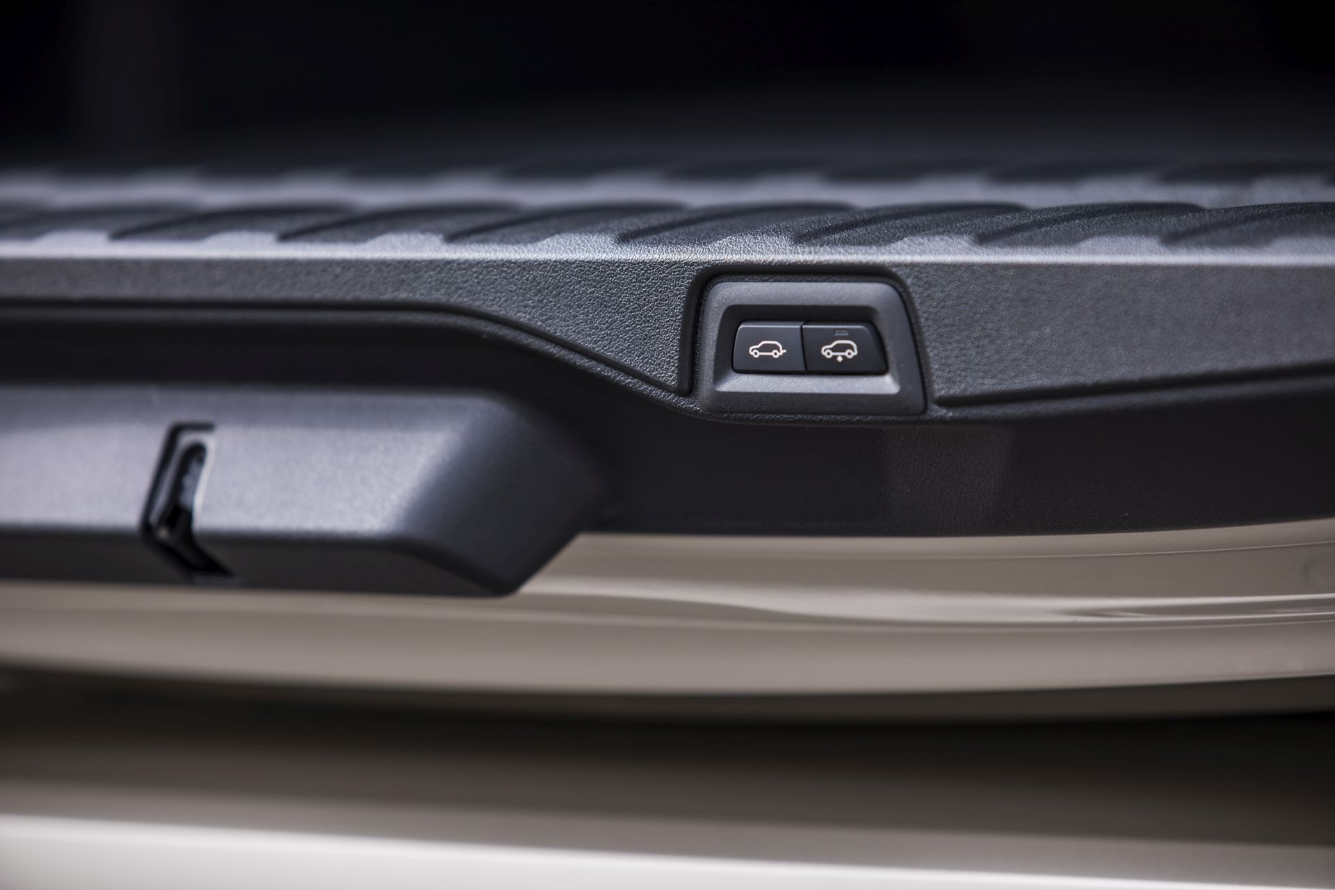 První jízda s novým BMW X5. Zvětšili ho tak, že musí umět samo couvat ...