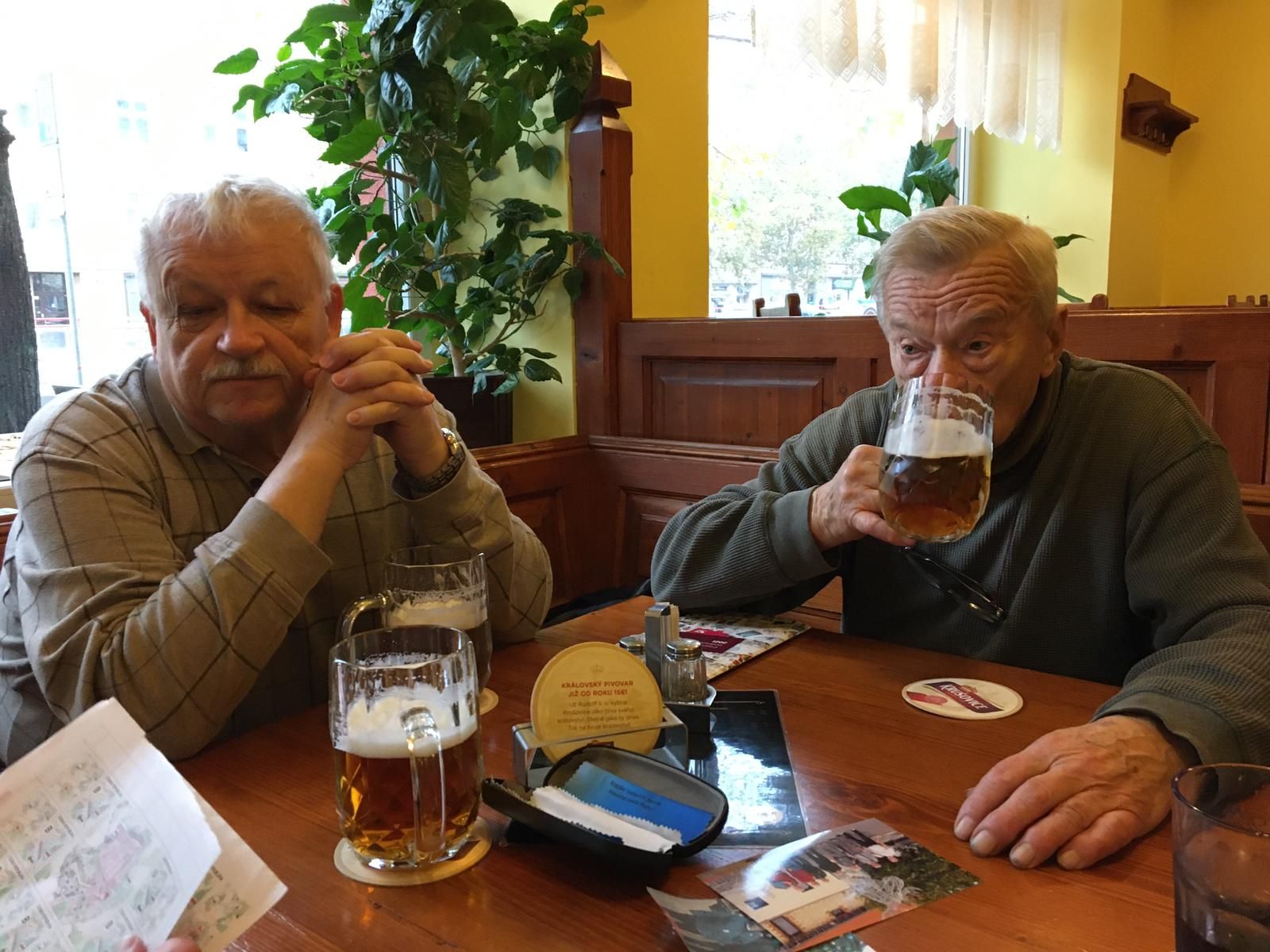 Nejdřív túra, potom pivo. Senioři cestou do 460 hospod ušli přes tři ...