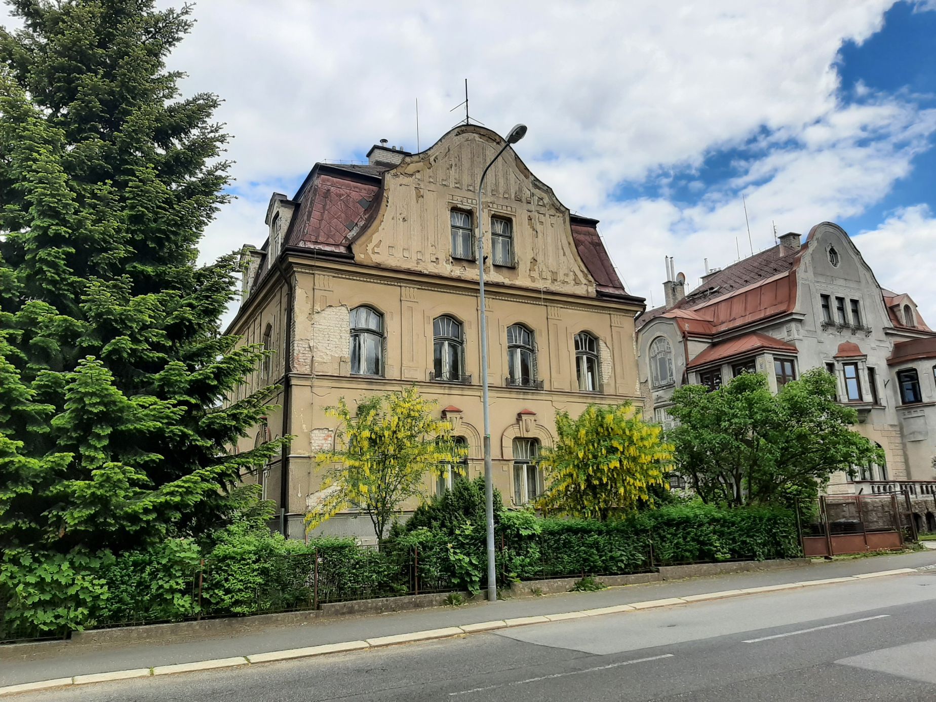 Jablonec, centrum: vily německé tradice a záhadný arabský nápis z ...