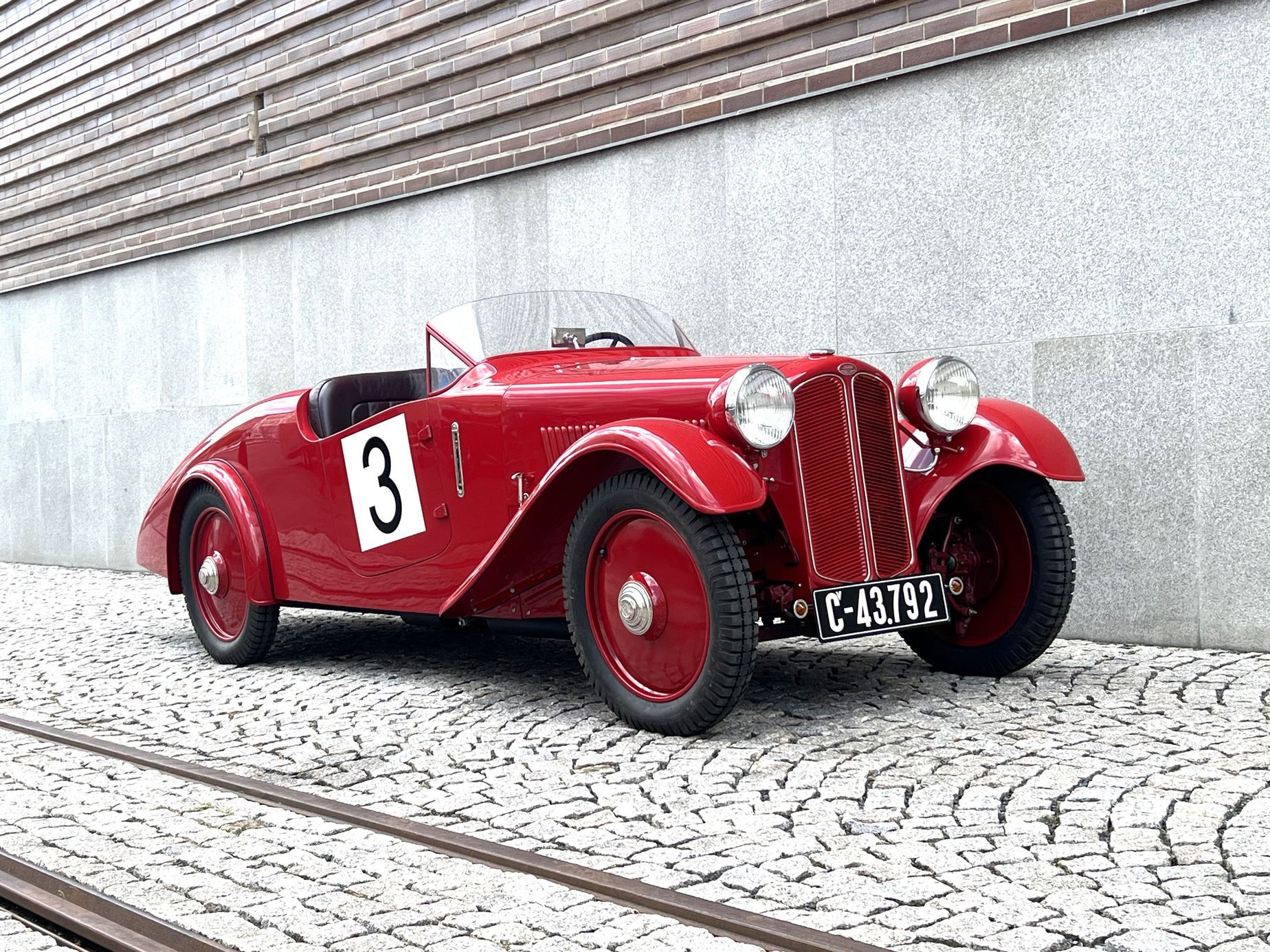 Po devadesáti letech opět na startu. Unikátní Jawa pojede 1000 mil ...