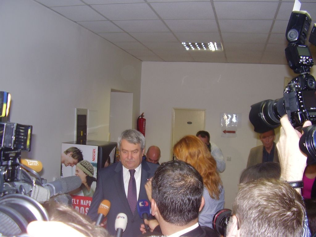 Babišovy oslavy a kamenné tváře sociálních demokratů, to byla volební ...