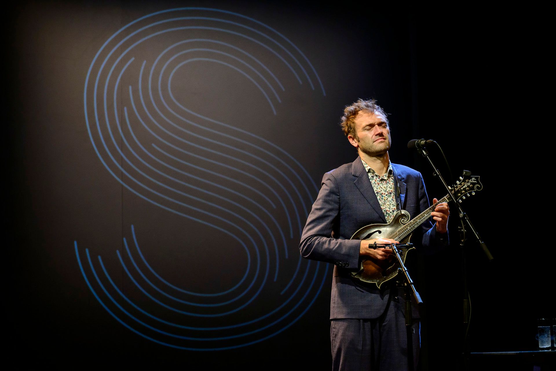 Recenze: Bach, bluegrass a Radiohead. Chris Thile je impozantní talent ...