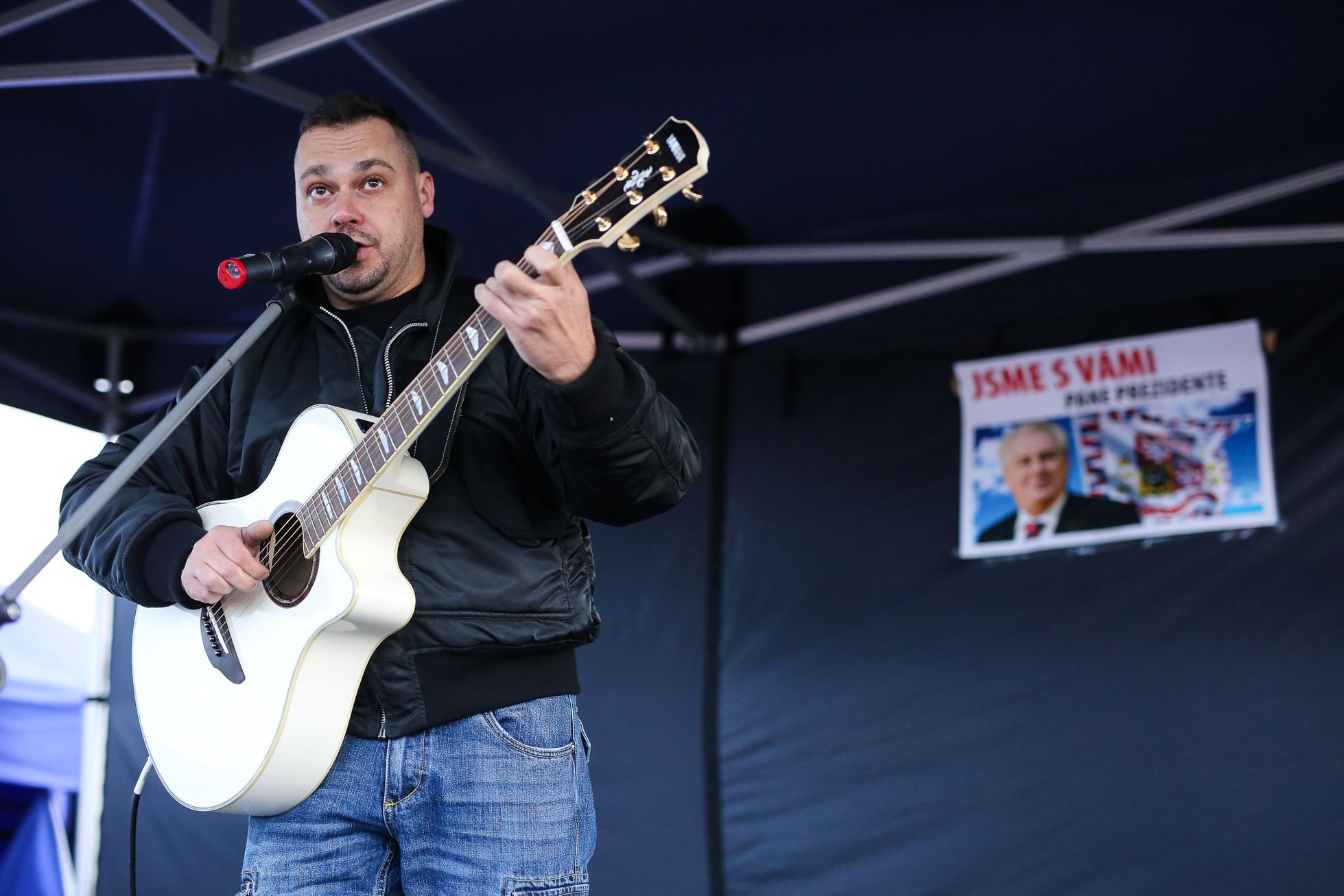 Přijede Le Penová i kapela Ortel, láká Okamura na demonstraci - Aktuálně.cz